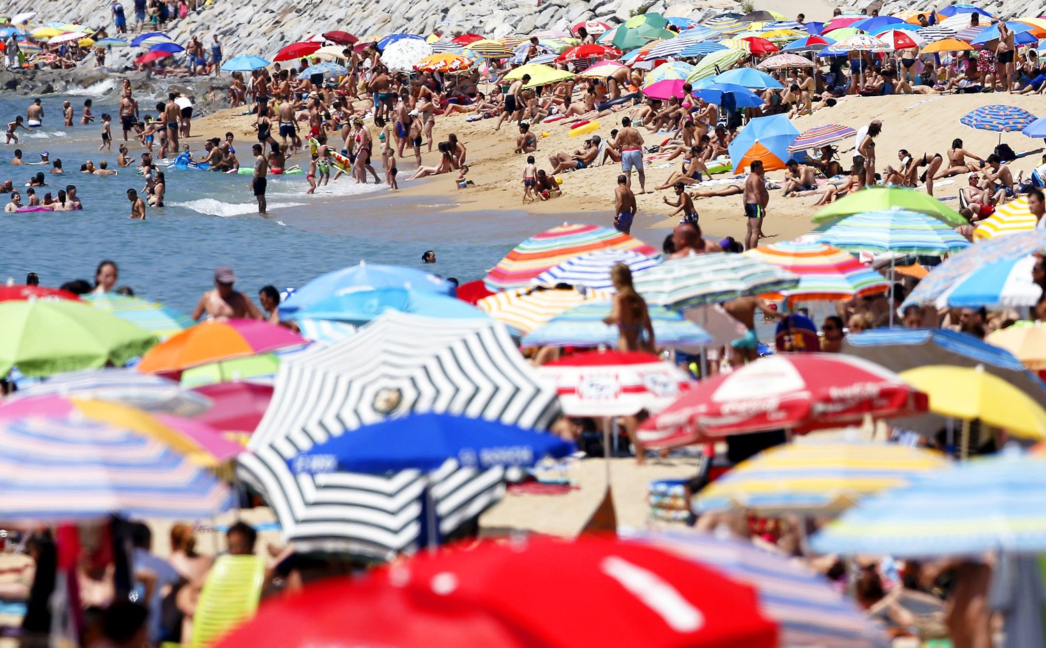 IN PICTURES: Millions bask in 40C as heatwave hits Western Europe ...