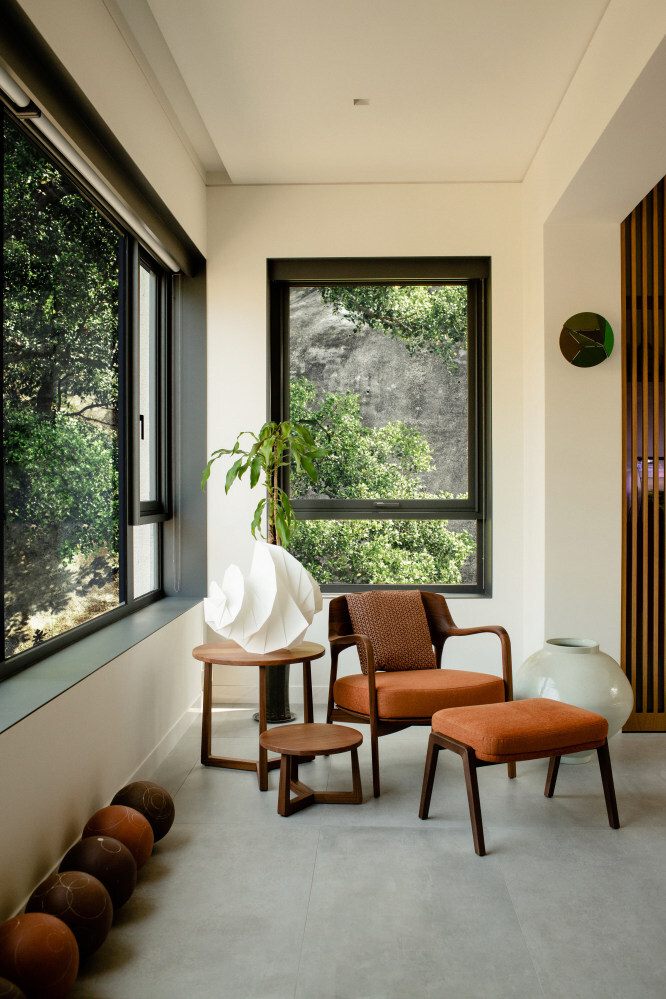 More wall space and a clean, crisp interior give Hong Kong flat the ...