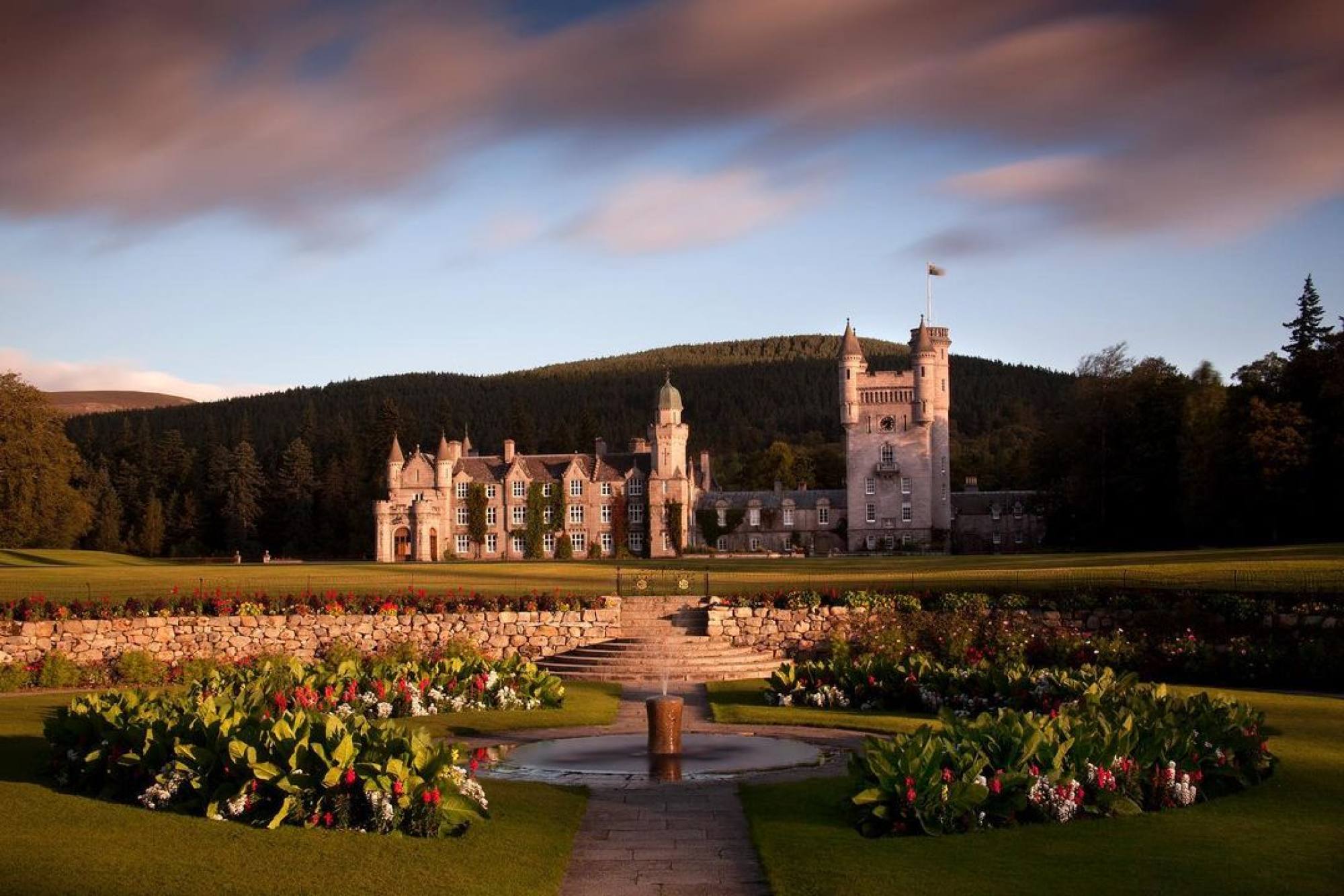 5 of Queen Elizabeth’s homes, from London’s Buckingham Palace to ...