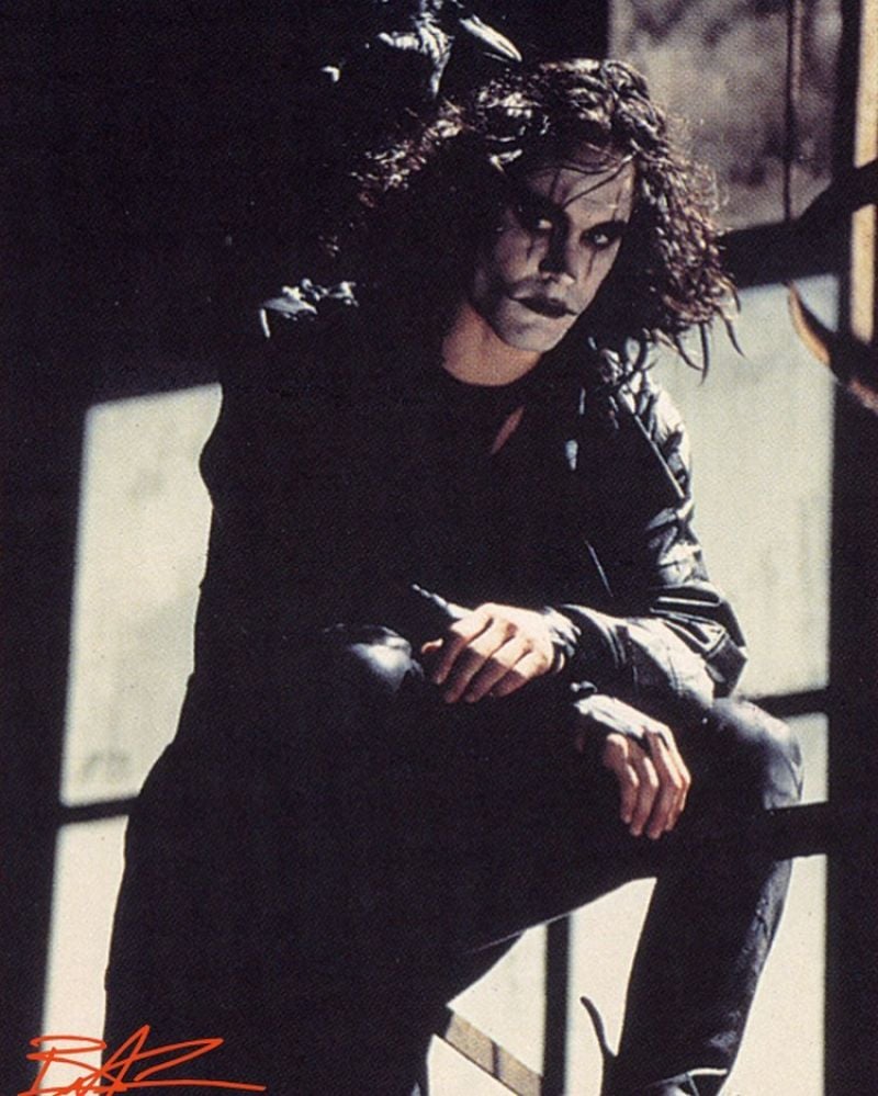 Brandon Lee’s death painfully echoes Alec Baldwin’s prop gun tragedy ...