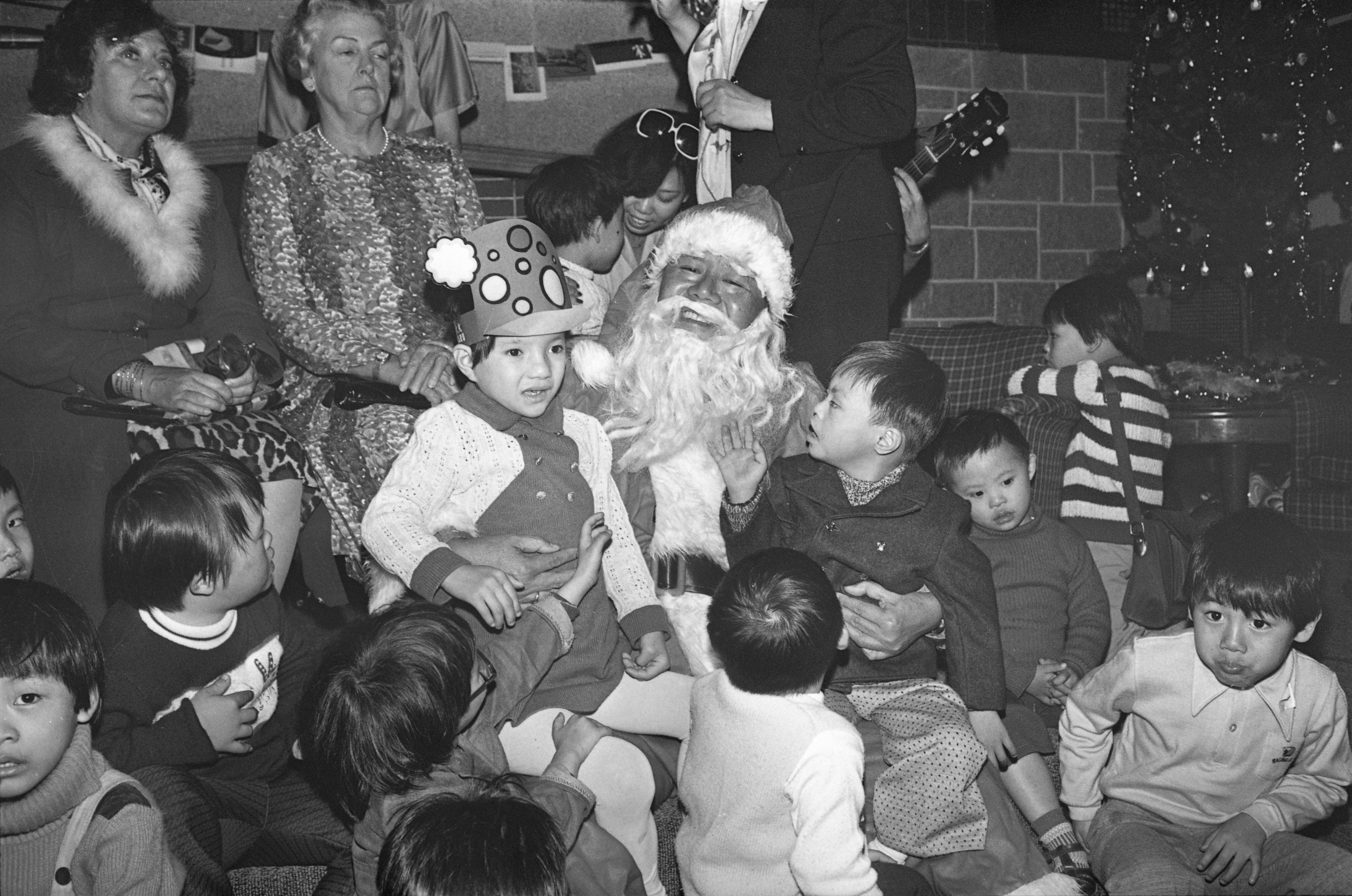 Santa at a Christmas party in Hong Kong 1978 : r/OldSchoolCool