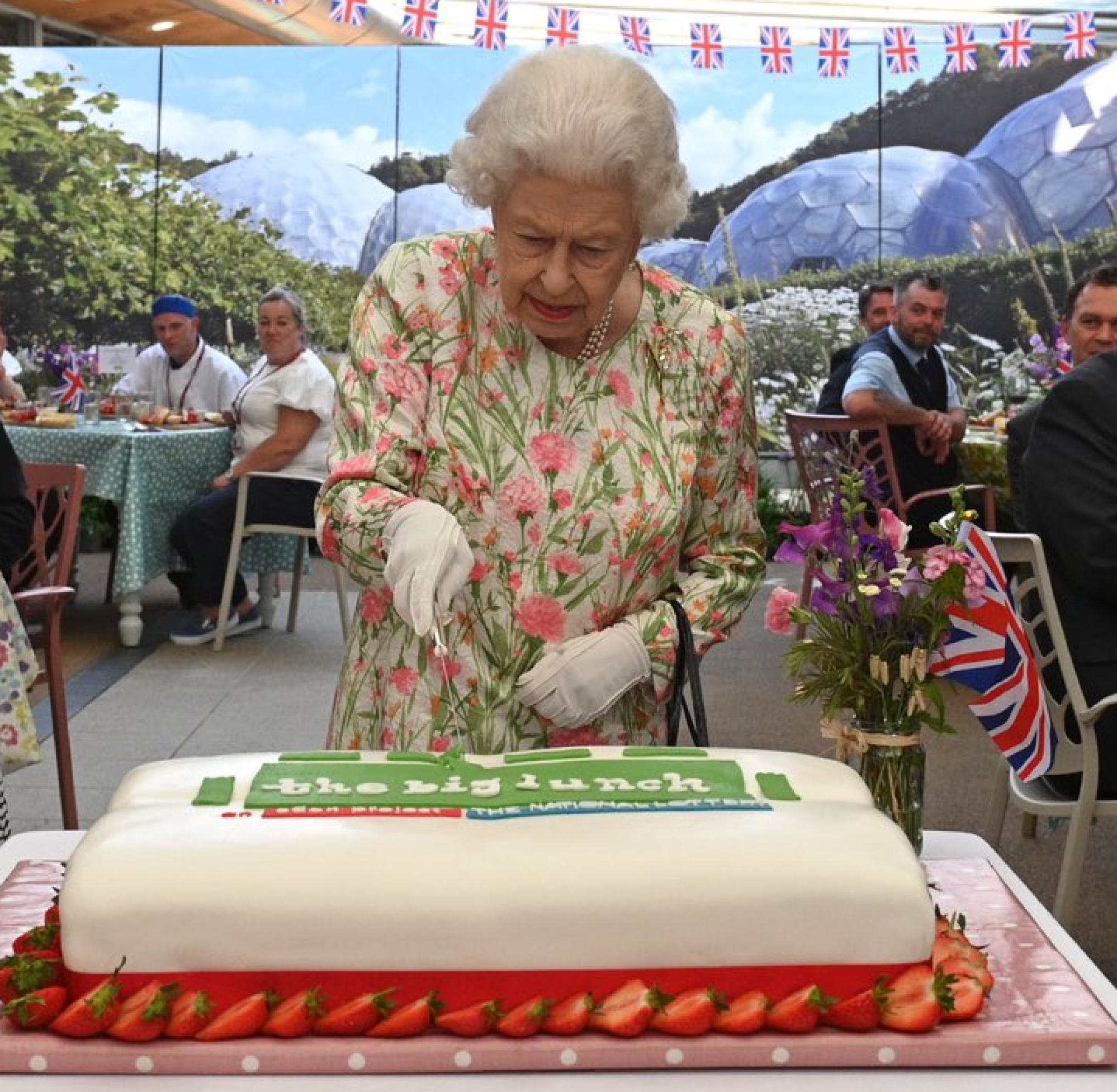 How does Queen Elizabeth celebrate Christmas? 10 ways the British ...