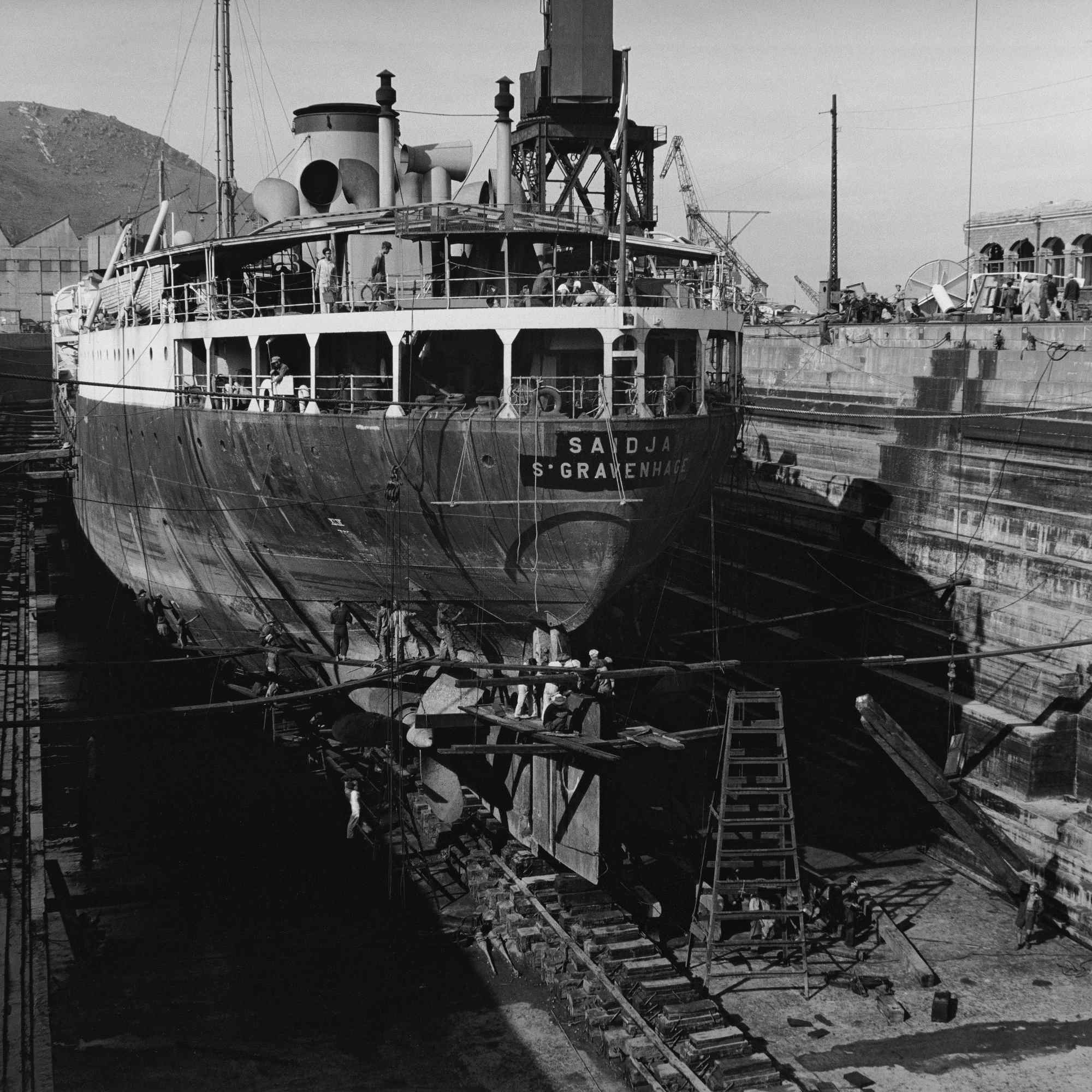 Photos of Hong Kong in the aftermath of World War II capture the city ...