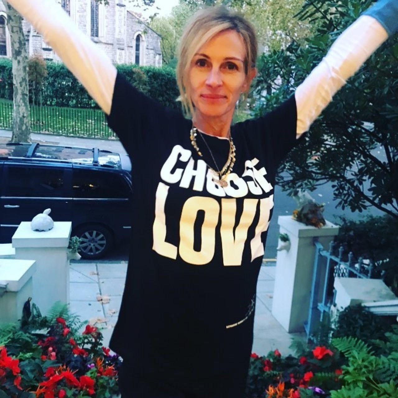 How does Julia Roberts spend her epic US$250 million net worth ...