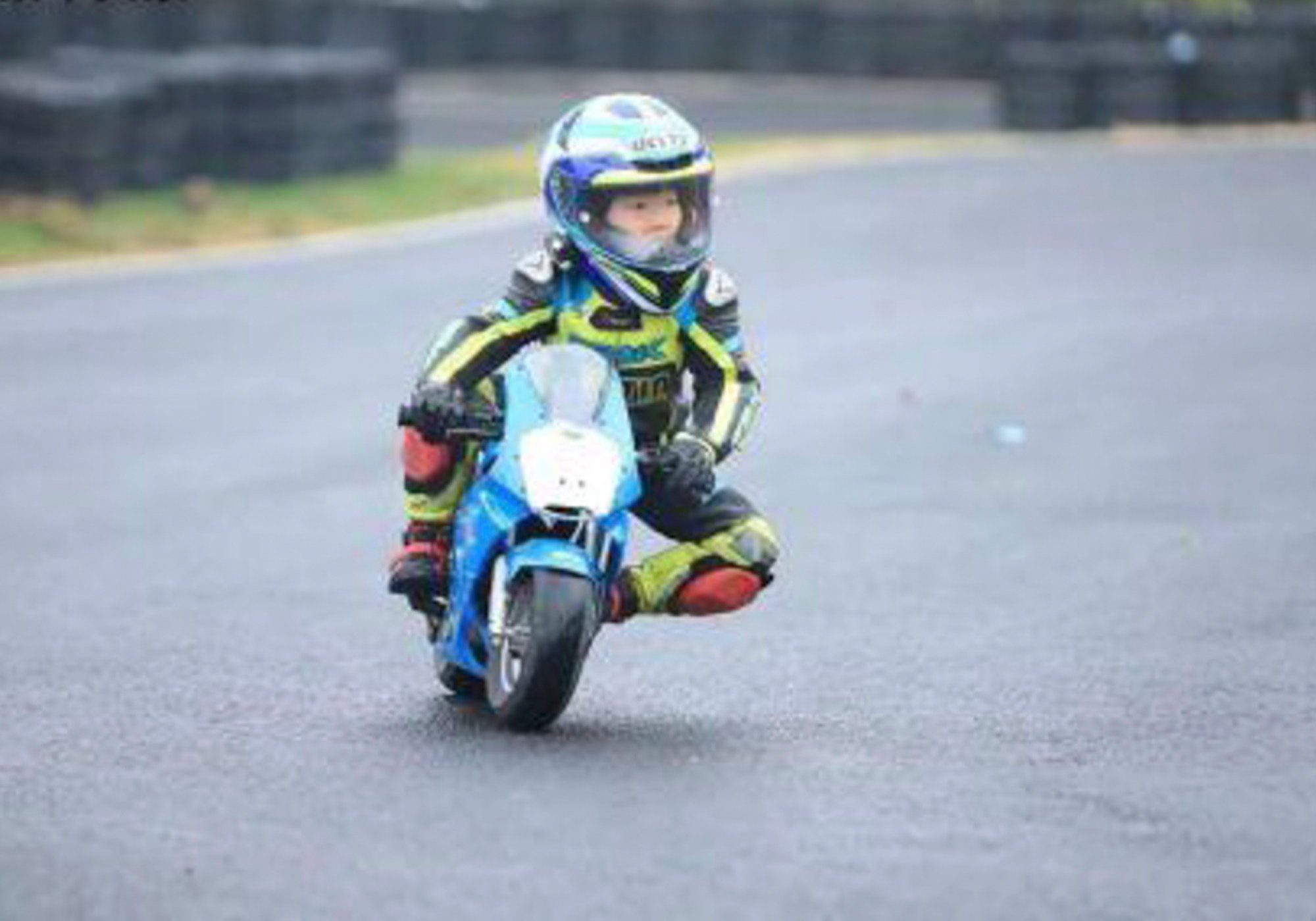 China’s 4-year-old motorcyclist: while his classmates play, this ...