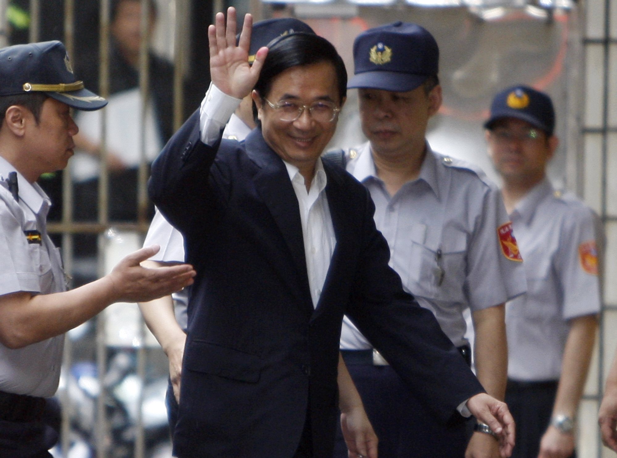 Scuffles over Taiwan law change to clear former president Chen Shui ...