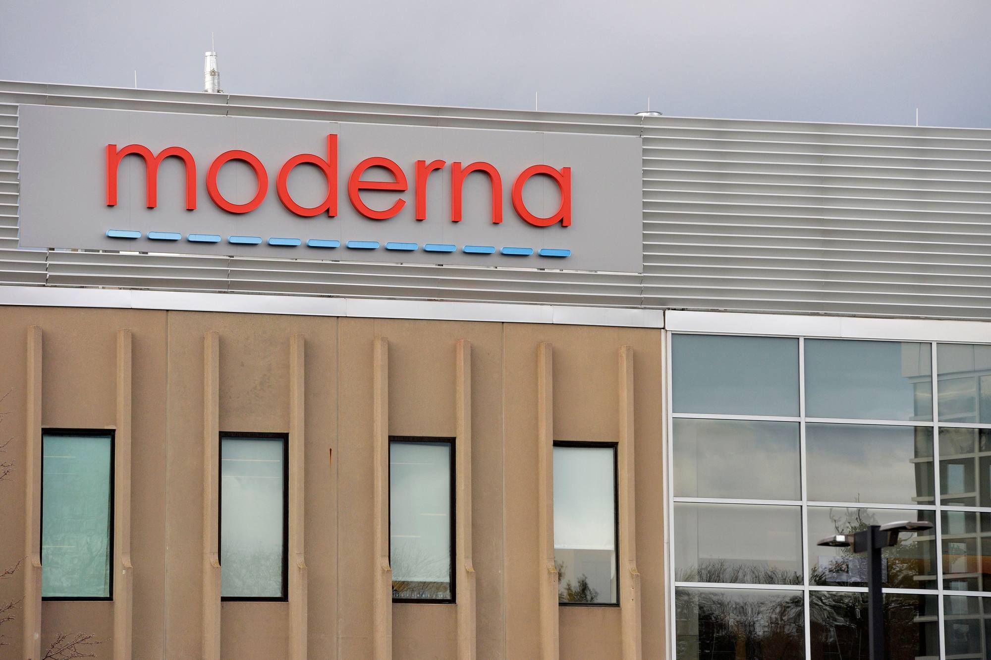 Moderna’s Omicron-specific Covid-19 vaccine shows positive results ...