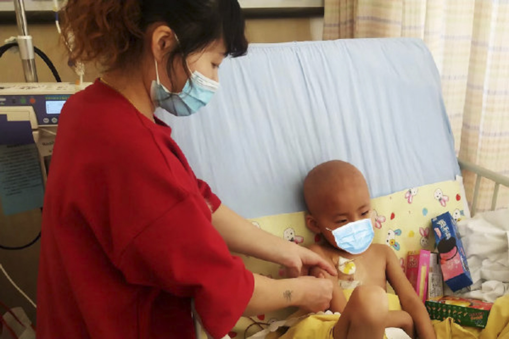Brave battle of Chinese cancer boy, 8, who has overcome 4 surgeries and ...