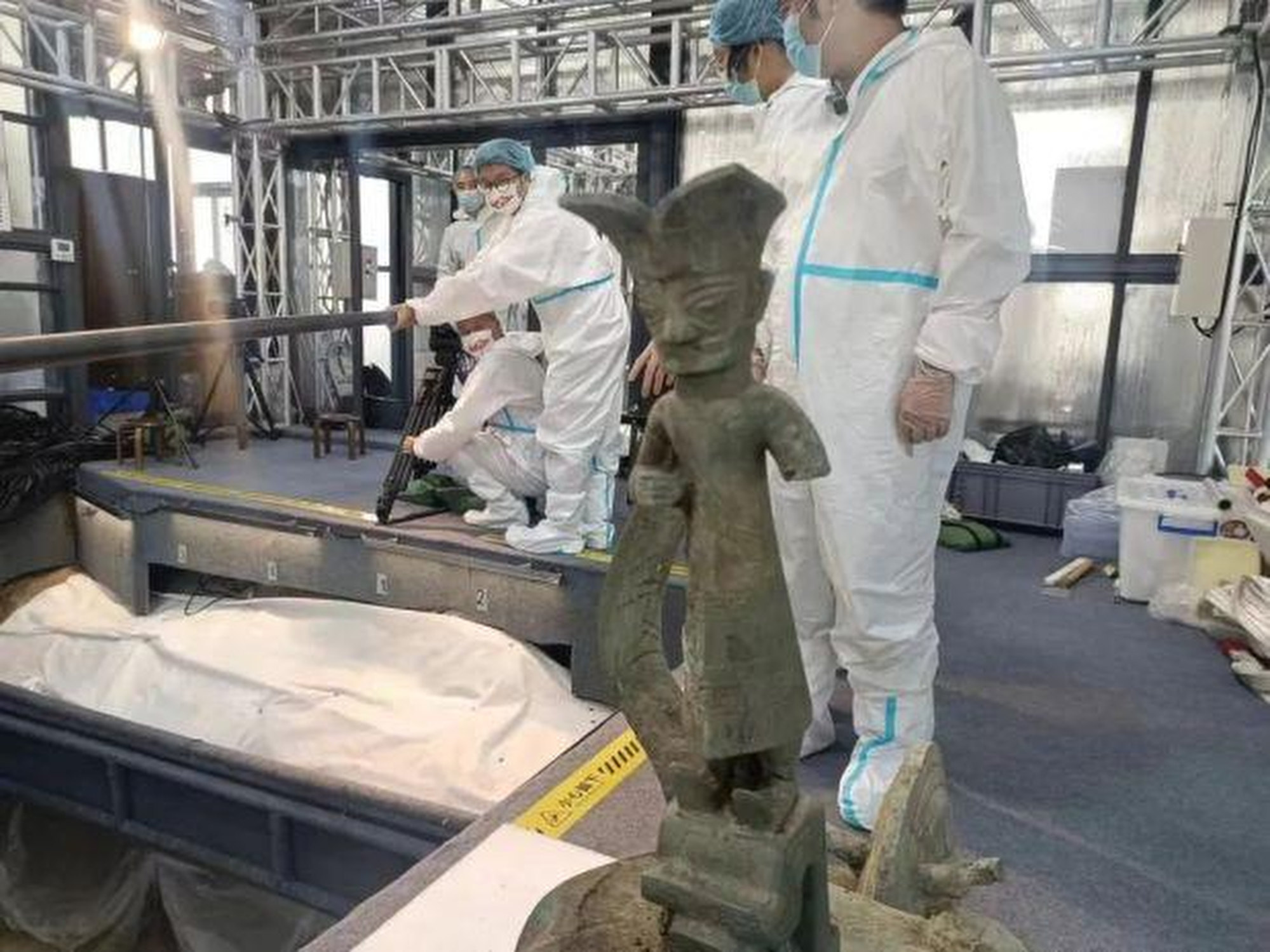 Chinese archaeologists unearth biggest bronze beast from Sanxingdui ...
