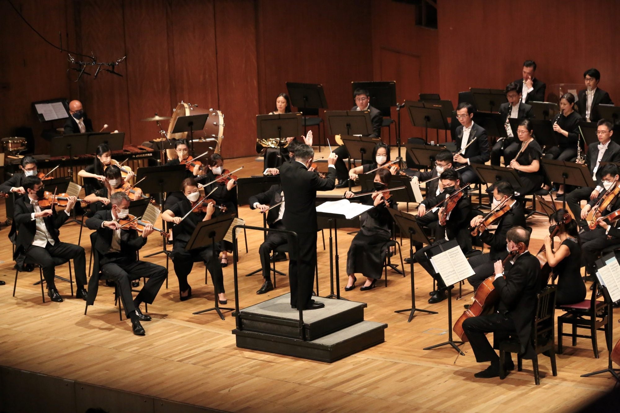 Ken Lam draws passionate playing from Hong Kong Sinfonietta in works by ...