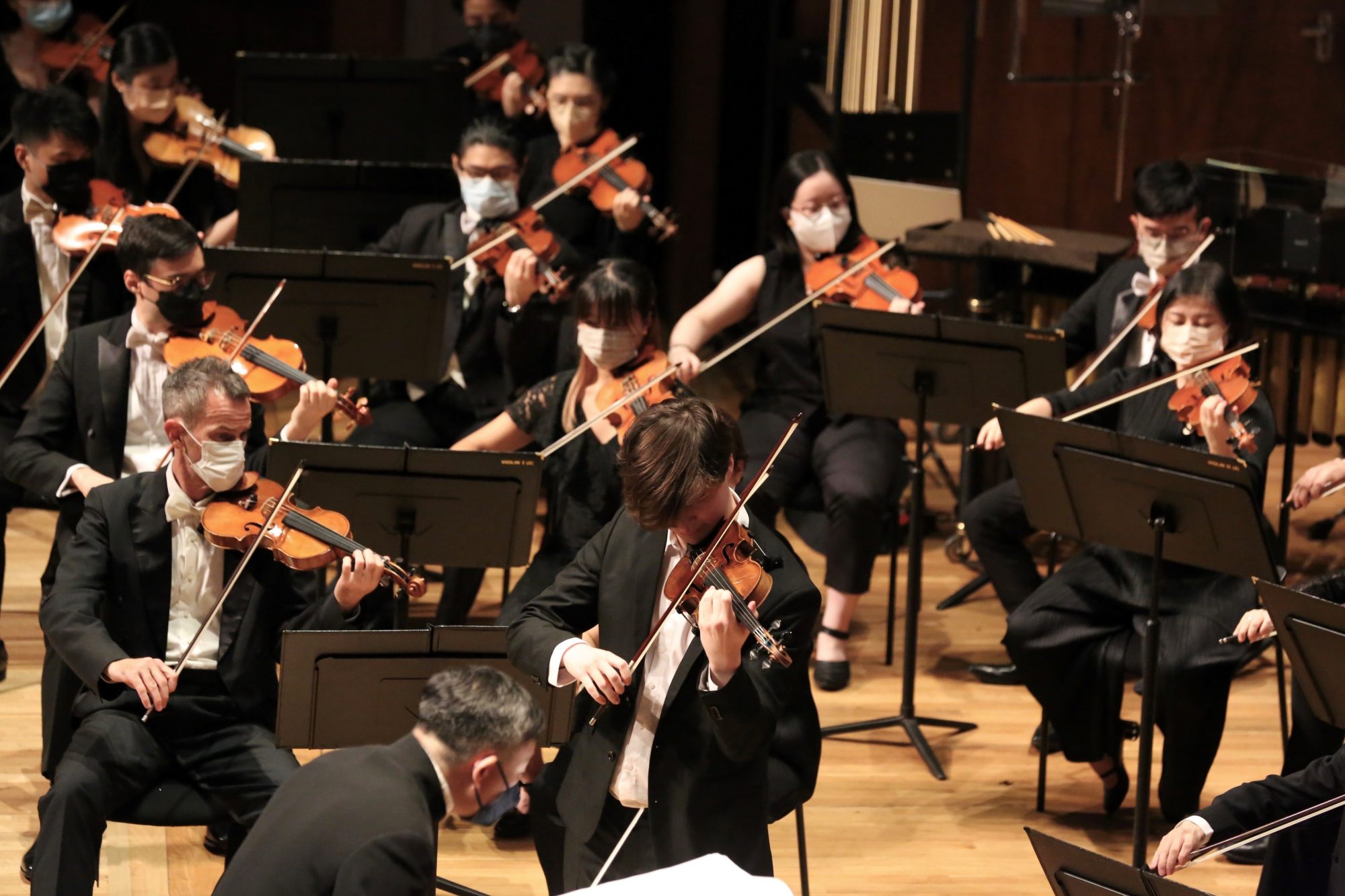 Ken Lam draws passionate playing from Hong Kong Sinfonietta in works by ...