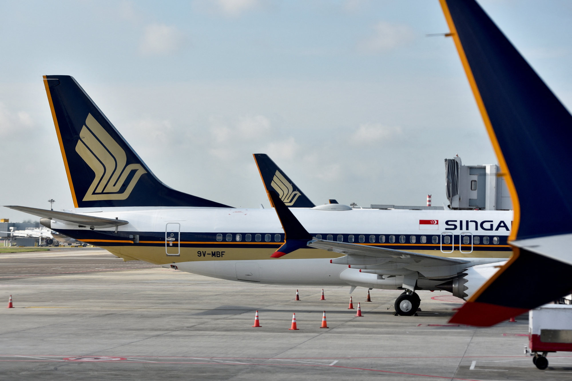 Singapore scrambles F-16 fighter jets to escort passenger plane after ...