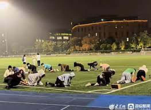 Walking On All Fours Campus Crawlers Spark China Wide Fitness Craze As 4 Million Tap Into
