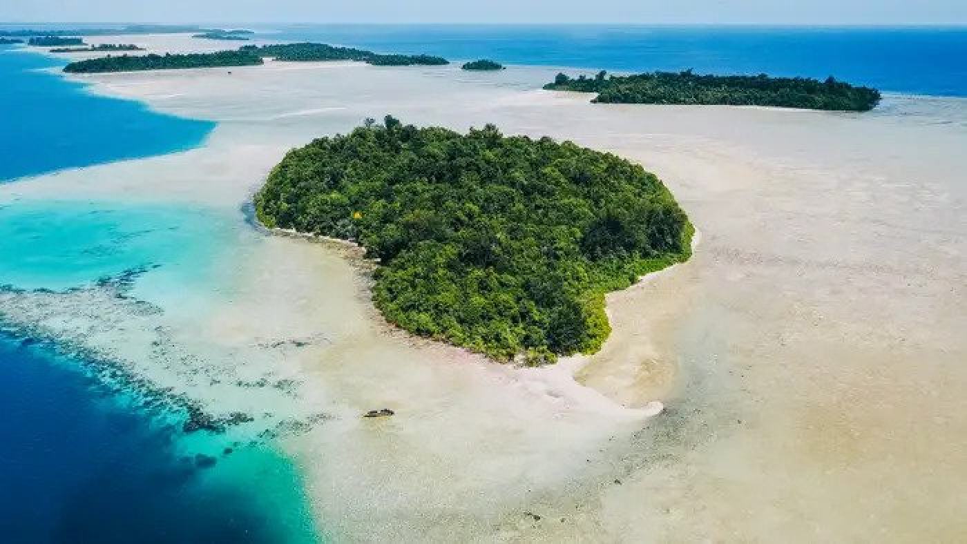 100 Indonesian islands near Bali are up for auction at Sotheby’s ...