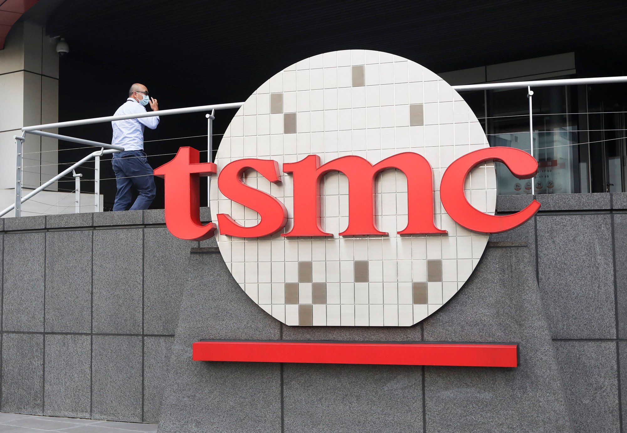 US President Joe Biden visits TSMC plant in Arizona, a symbol of his ...