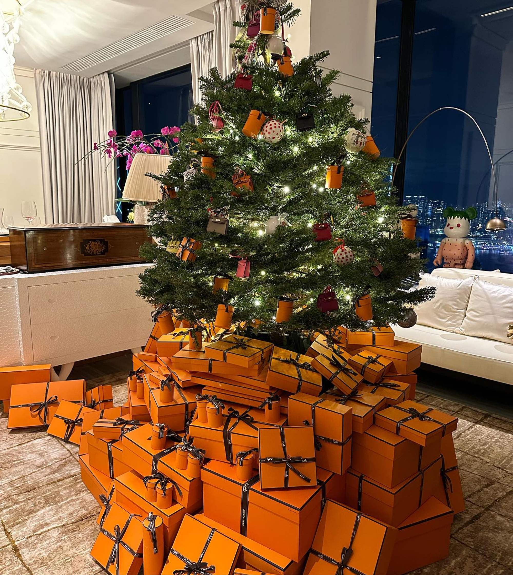 A very tacky Christmas: ex-Hong Kong actress flaunts wealth with over ...