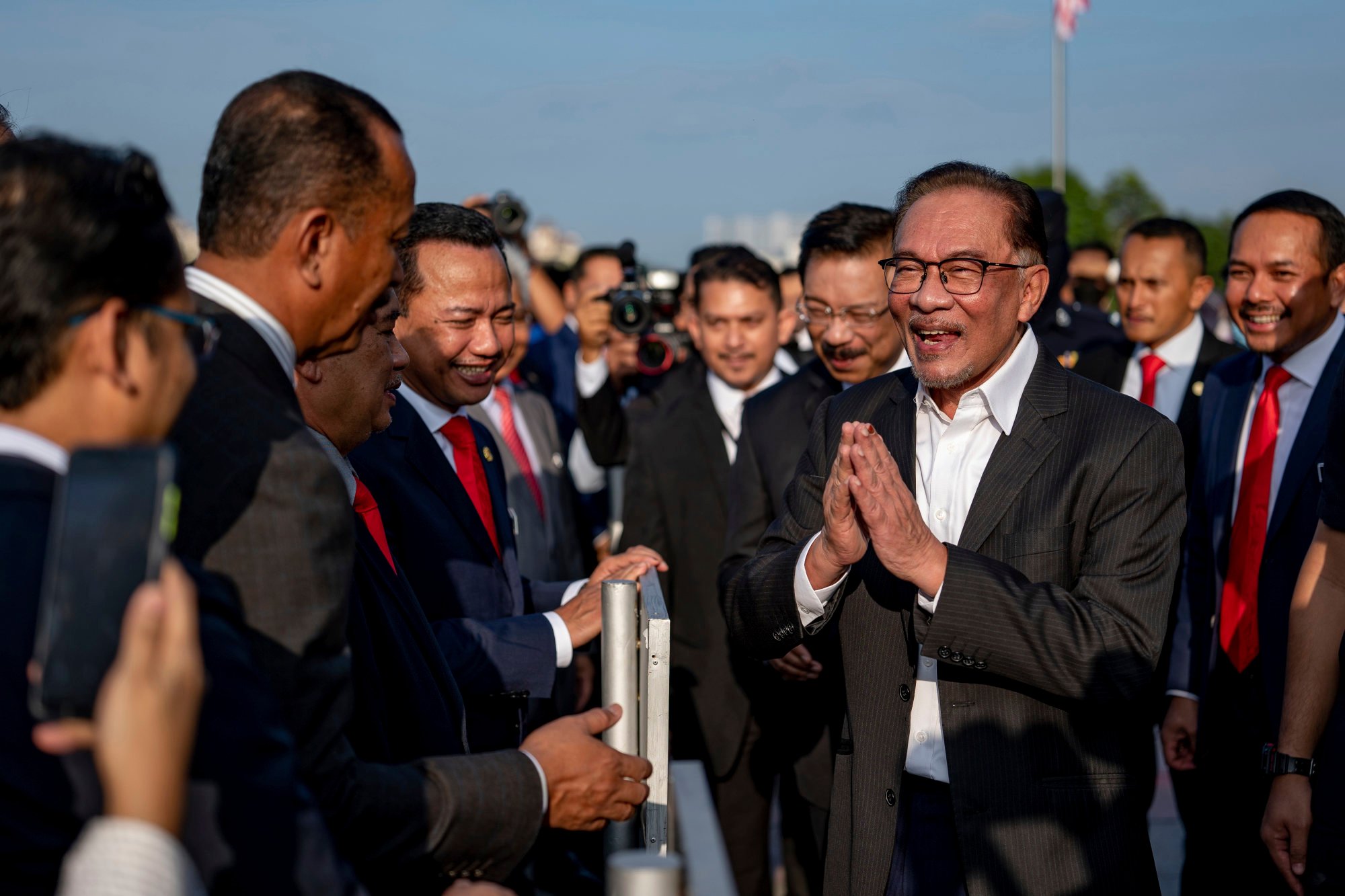 Umno hails Anwar, Zahid speaks Chinese: Malaysians hope political unity ...