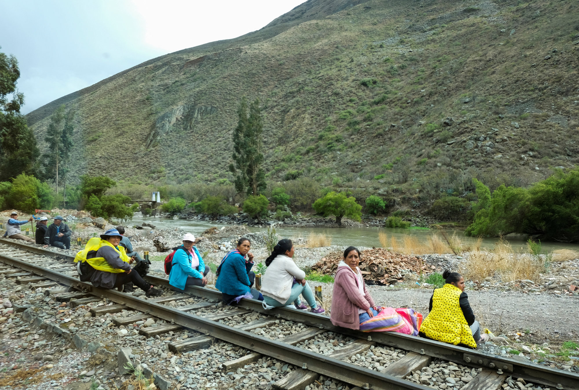 Thousands of Machu Picchu tourists stranded, as deadly Peru protests ...