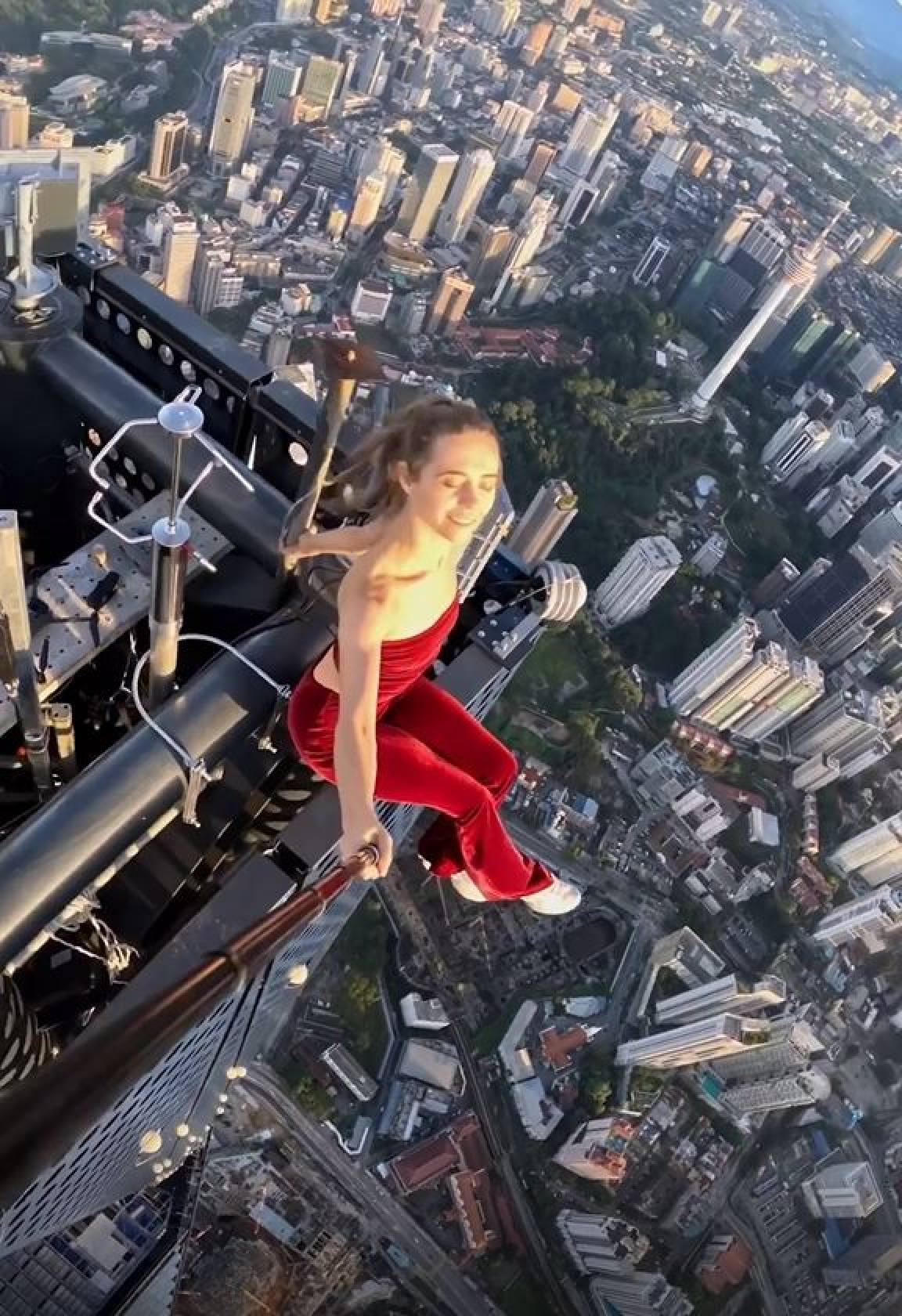 Malaysia investigates ‘daredevil’ Russian couple for climbing Merdeka ...