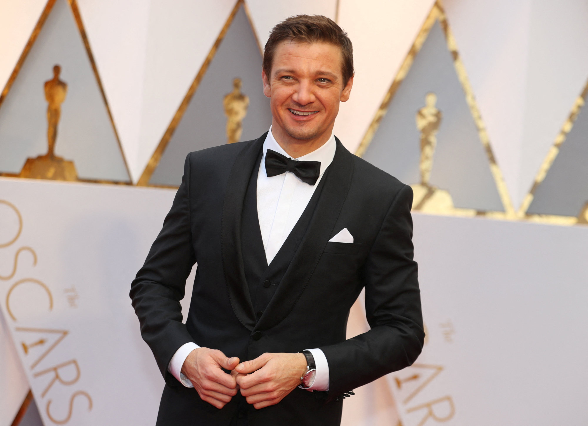 ‘Messed up’ Marvel actor Jeremy Renner posts selfie after snow plough ...