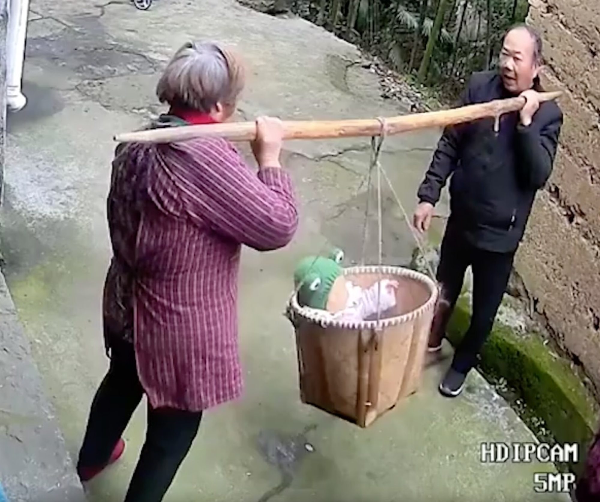 Love and courage in China: grandparents make baby a human swing, child ...