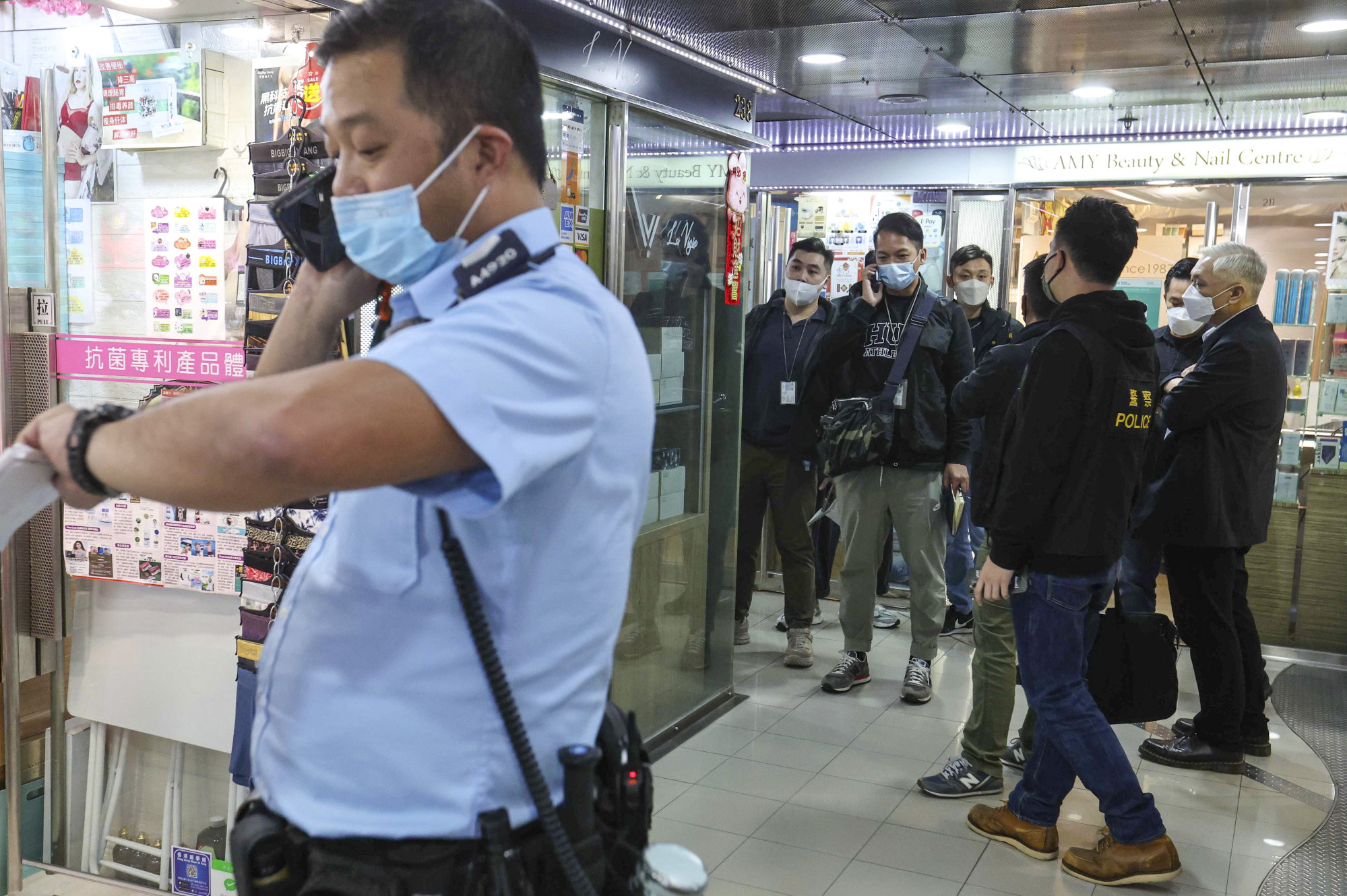 Hong Kong police search for 2 men who injured store employee during ...