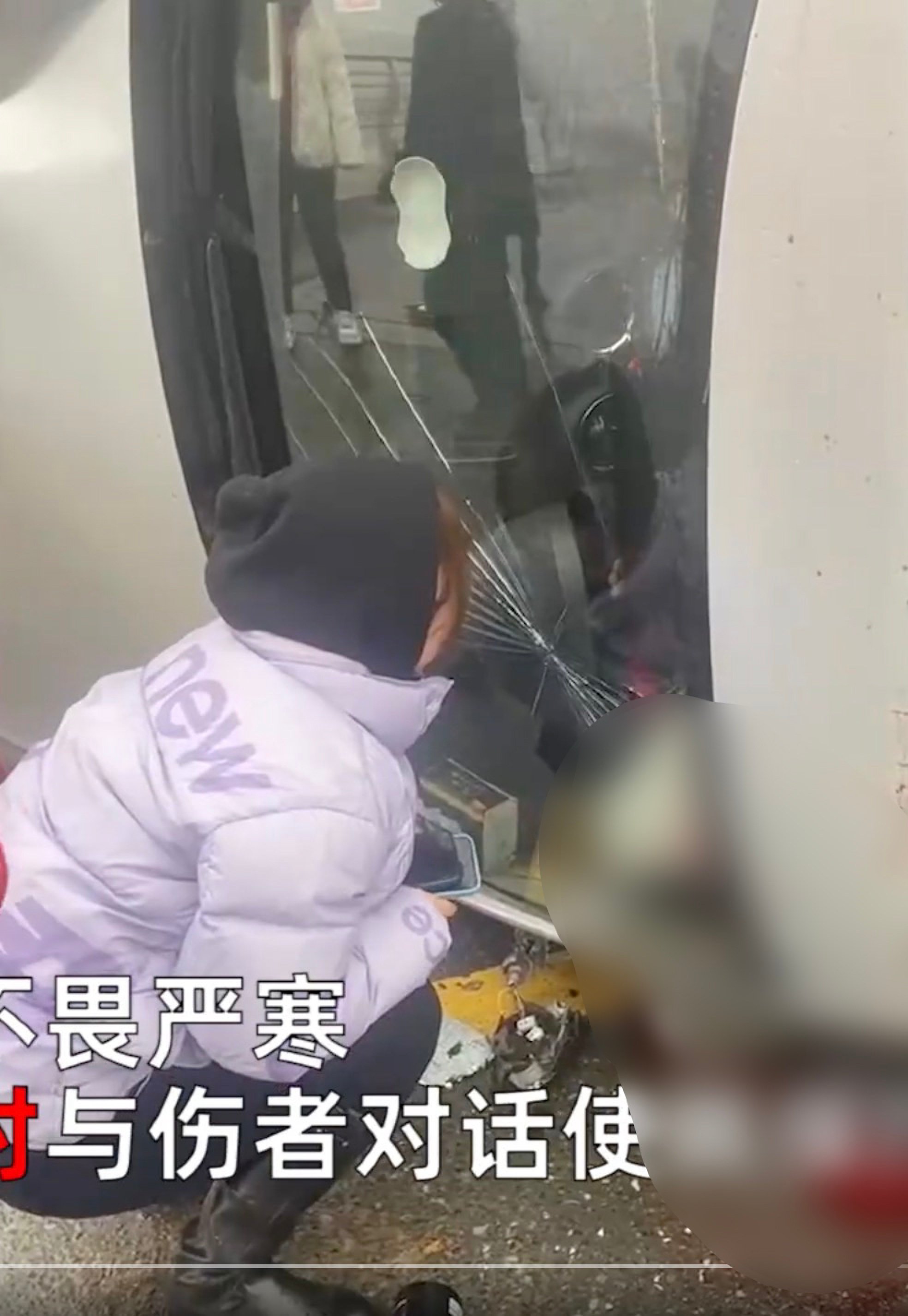 Good Samaritan: woman in China braves cold winds for an hour talking to ...