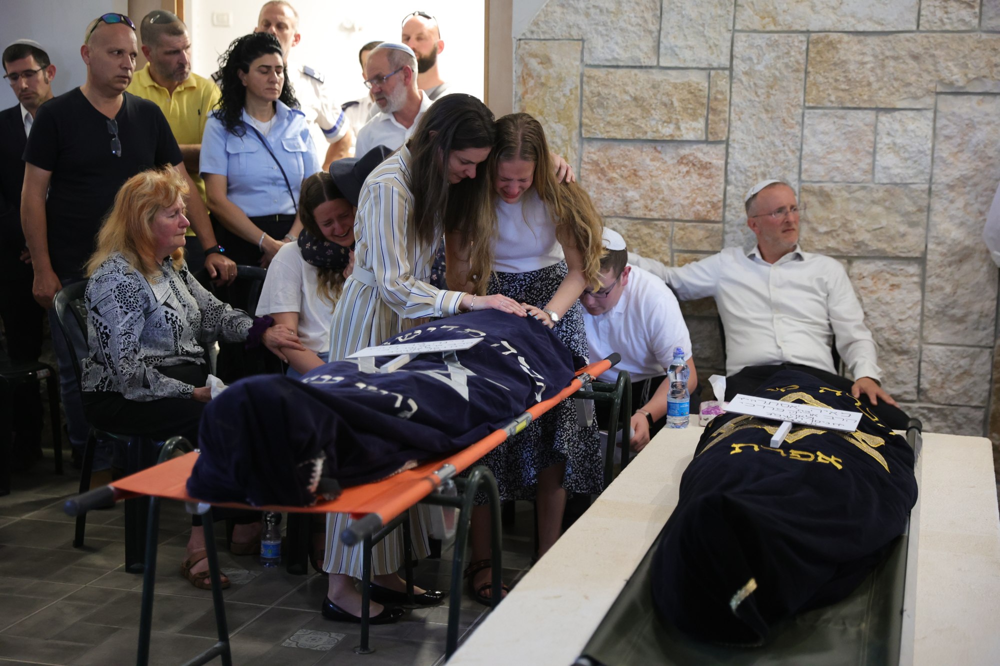 Thousands of worshippers celebrate in tense Jerusalem as violence ...