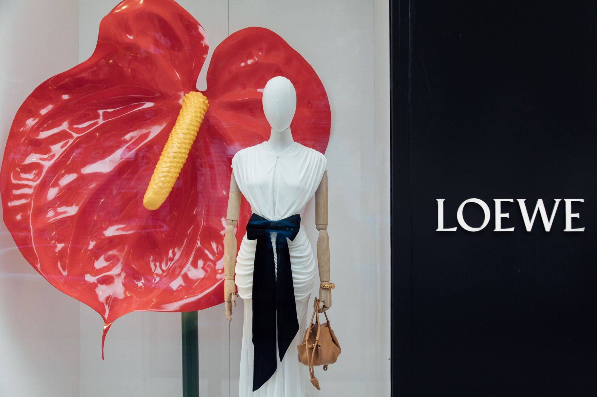 How did LVMH’s market value exceed US$500 billion? Bernard Arnault ...