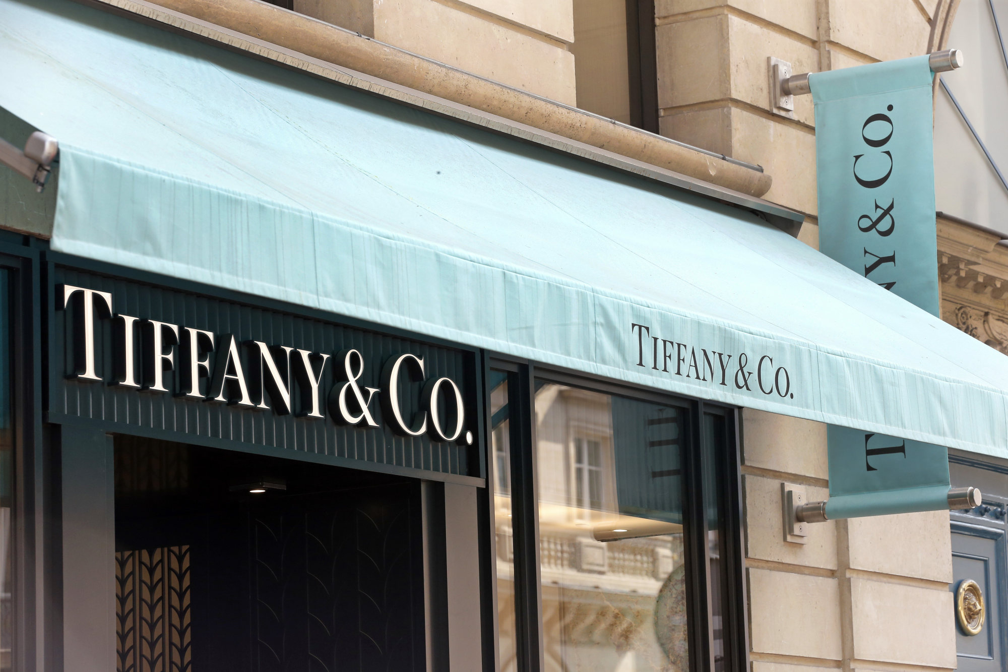 How did LVMH’s market value exceed US$500 billion? Bernard Arnault ...