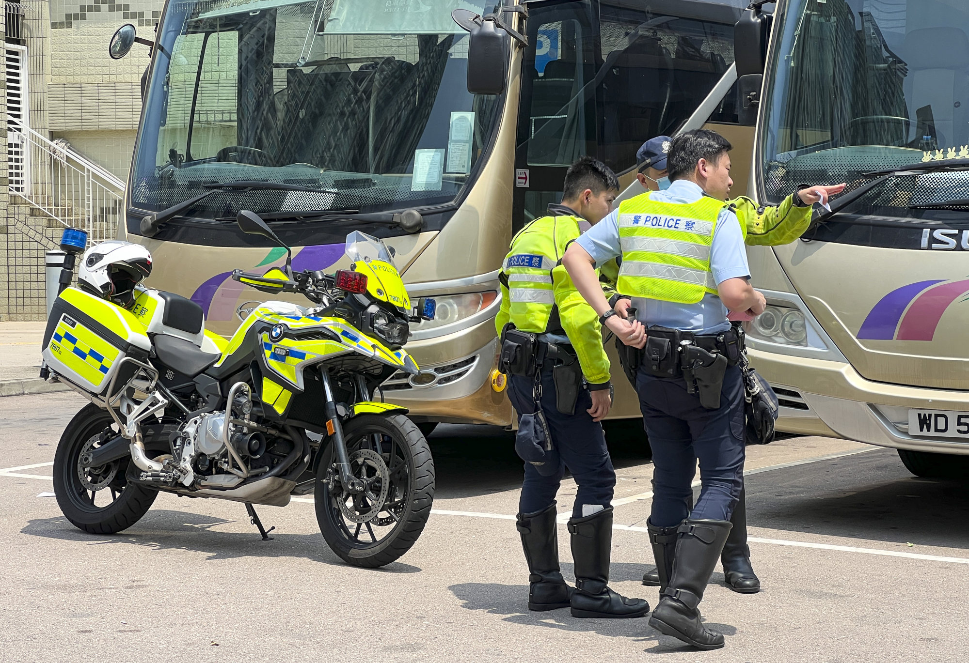 Elderly mainland Chinese tourist hit by bus during Hong Kong ...