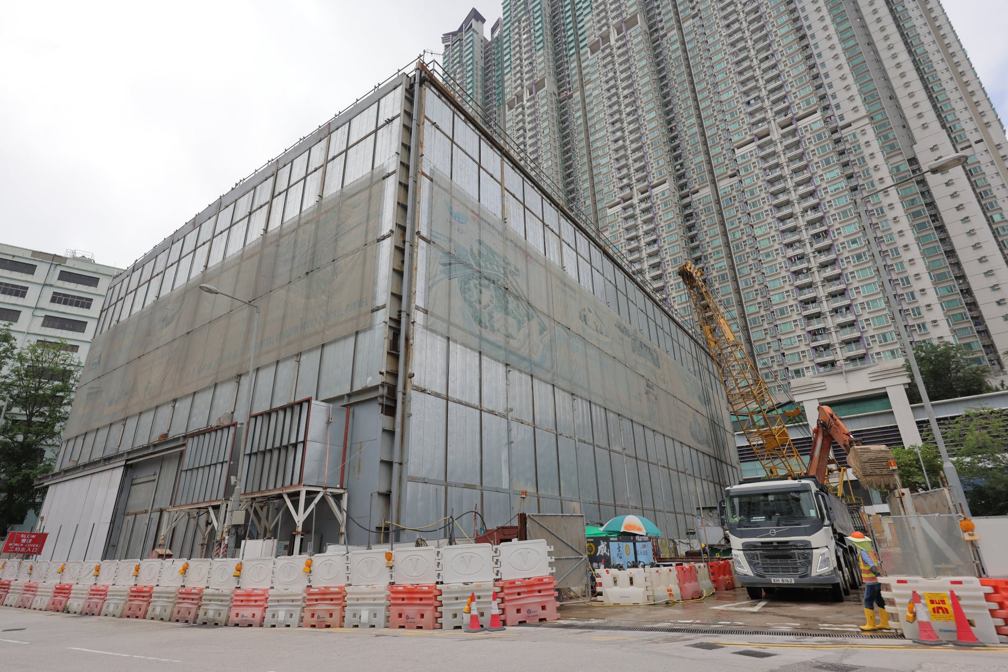 Hong Kong construction worker dies after being knocked down by forklift ...