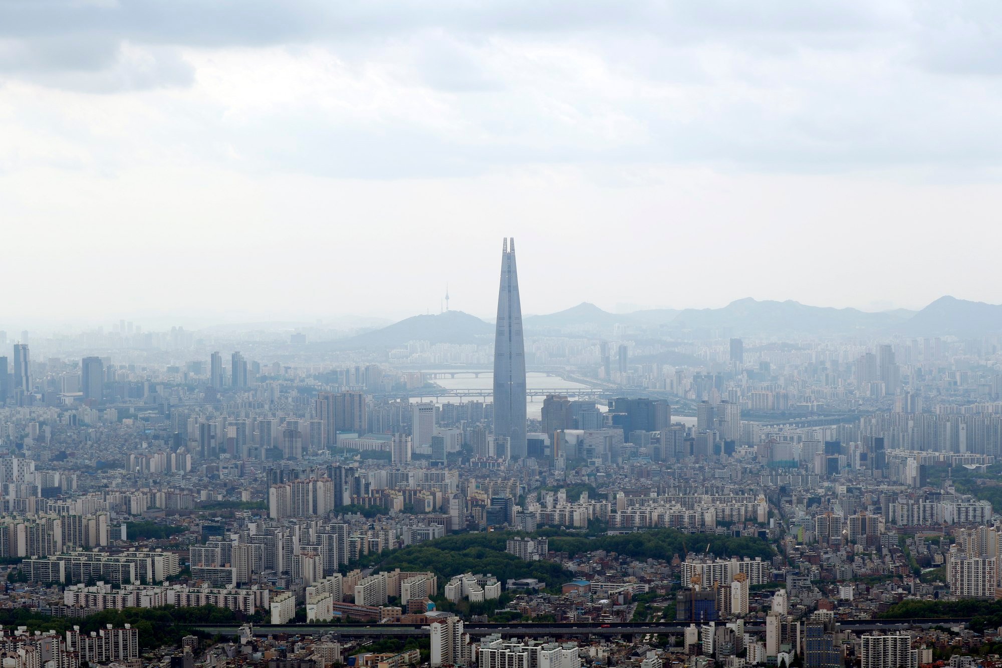 British man who scaled 73 floors on outside of South Korea’s Lotte ...