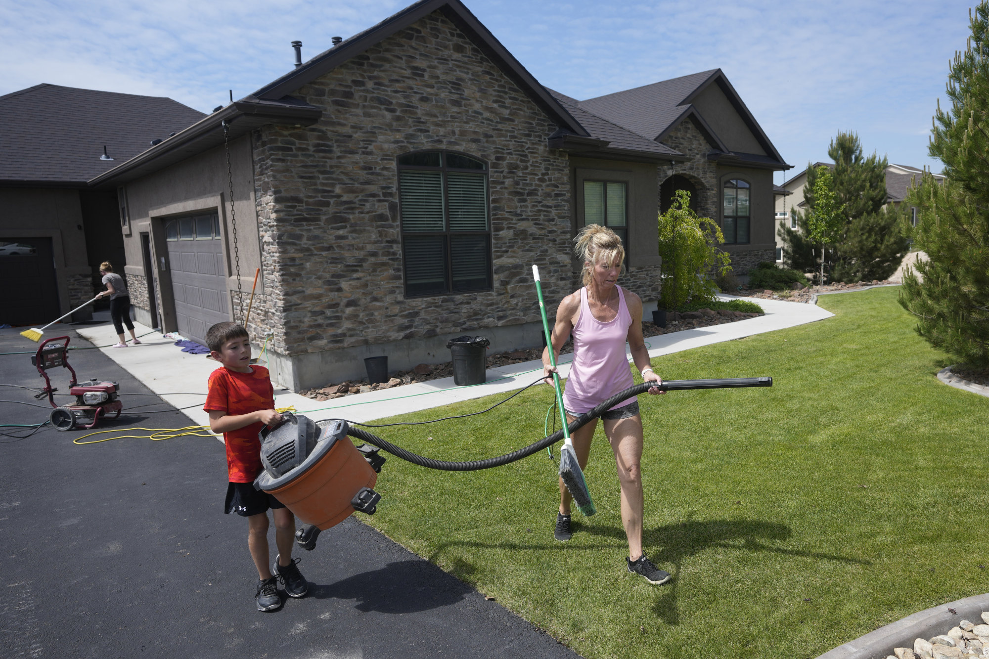 Blood-red Mormon crickets invade US town, as residents fight back ...