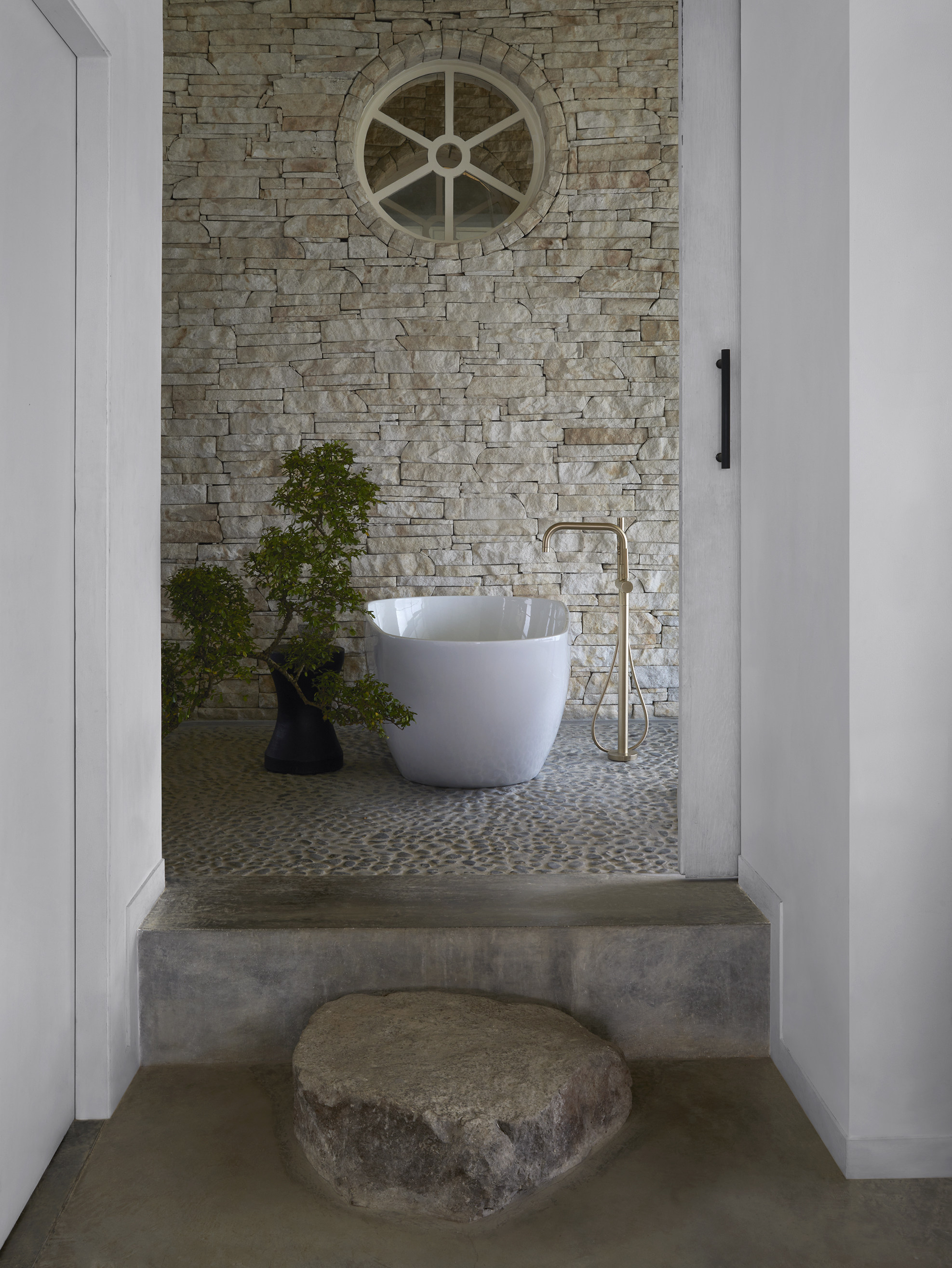 Modern plantation house near Mumbai, India, with wraparound infinity ...