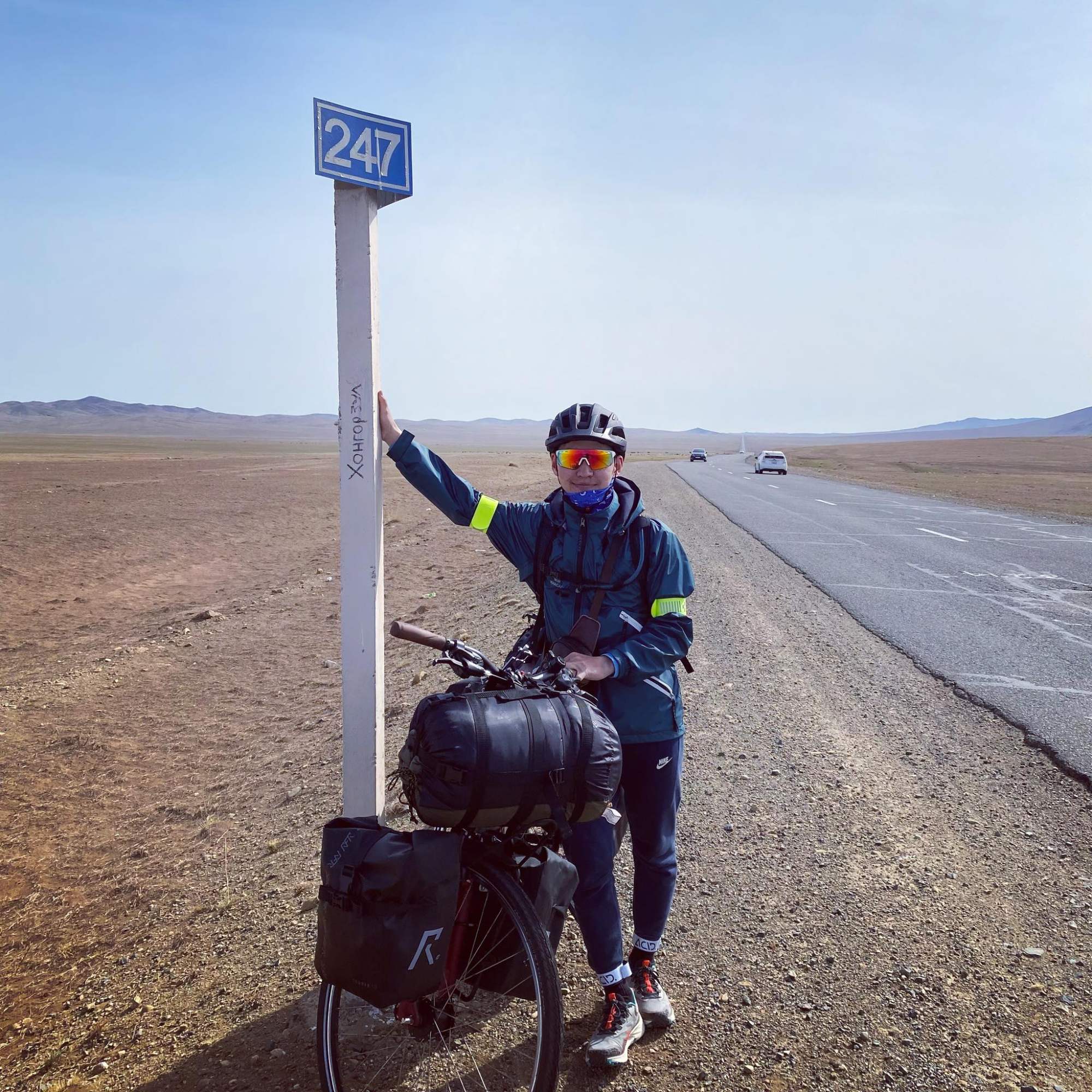A Manchester United fan is cycling more than 11,000km from Mongolia to ...