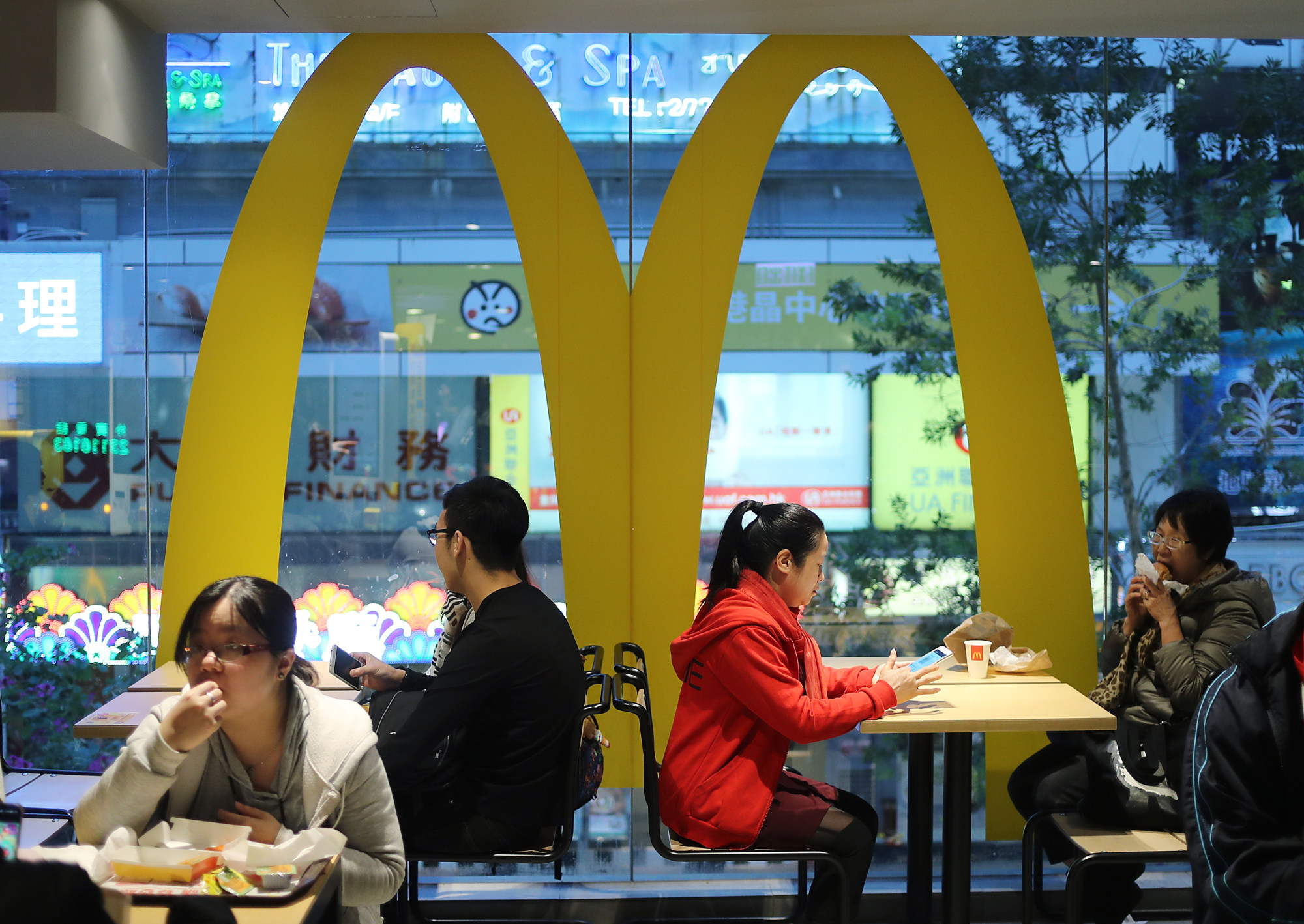 Happy Hong Kong Shopping Festival: from free hamburgers and coffee to grab-all-you-can races ...