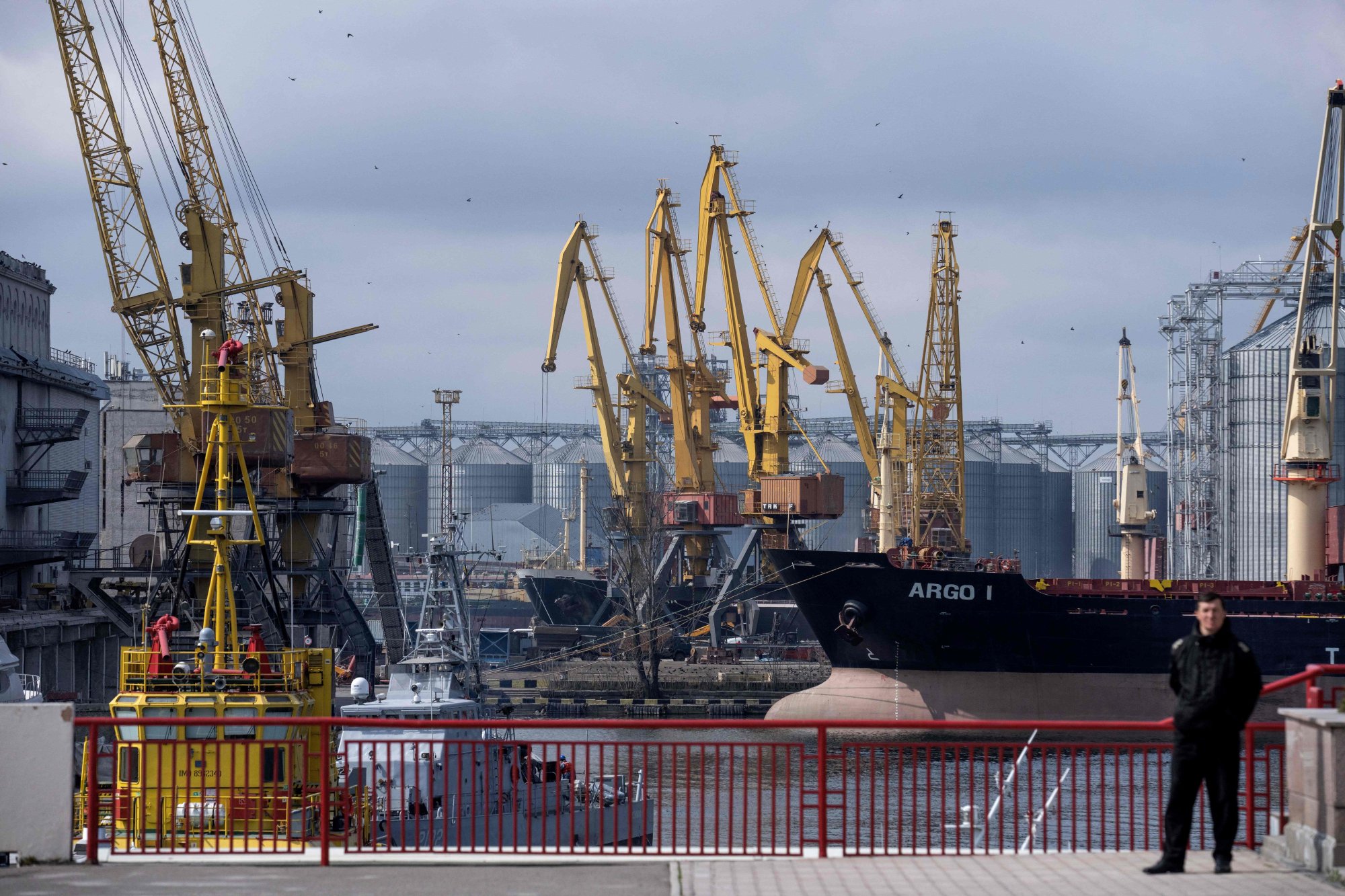 Ukraine: at least two dead in Russian attack on Odesa port, China ...
