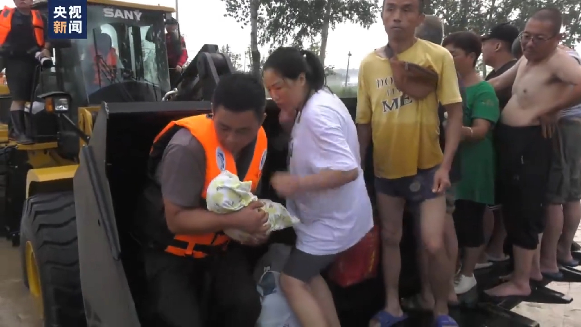 Floods of humanity: China rescuers inundate social media with selfless ...