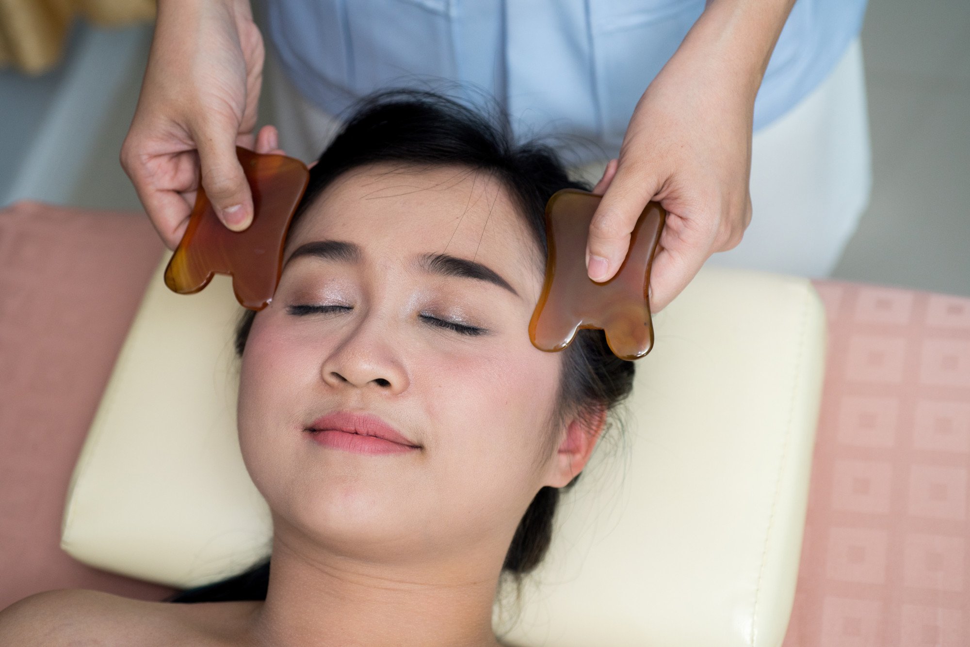 ‘funny And Heartwarming Woman In China Performs Traditional Scraping Massage On Sleeping Man
