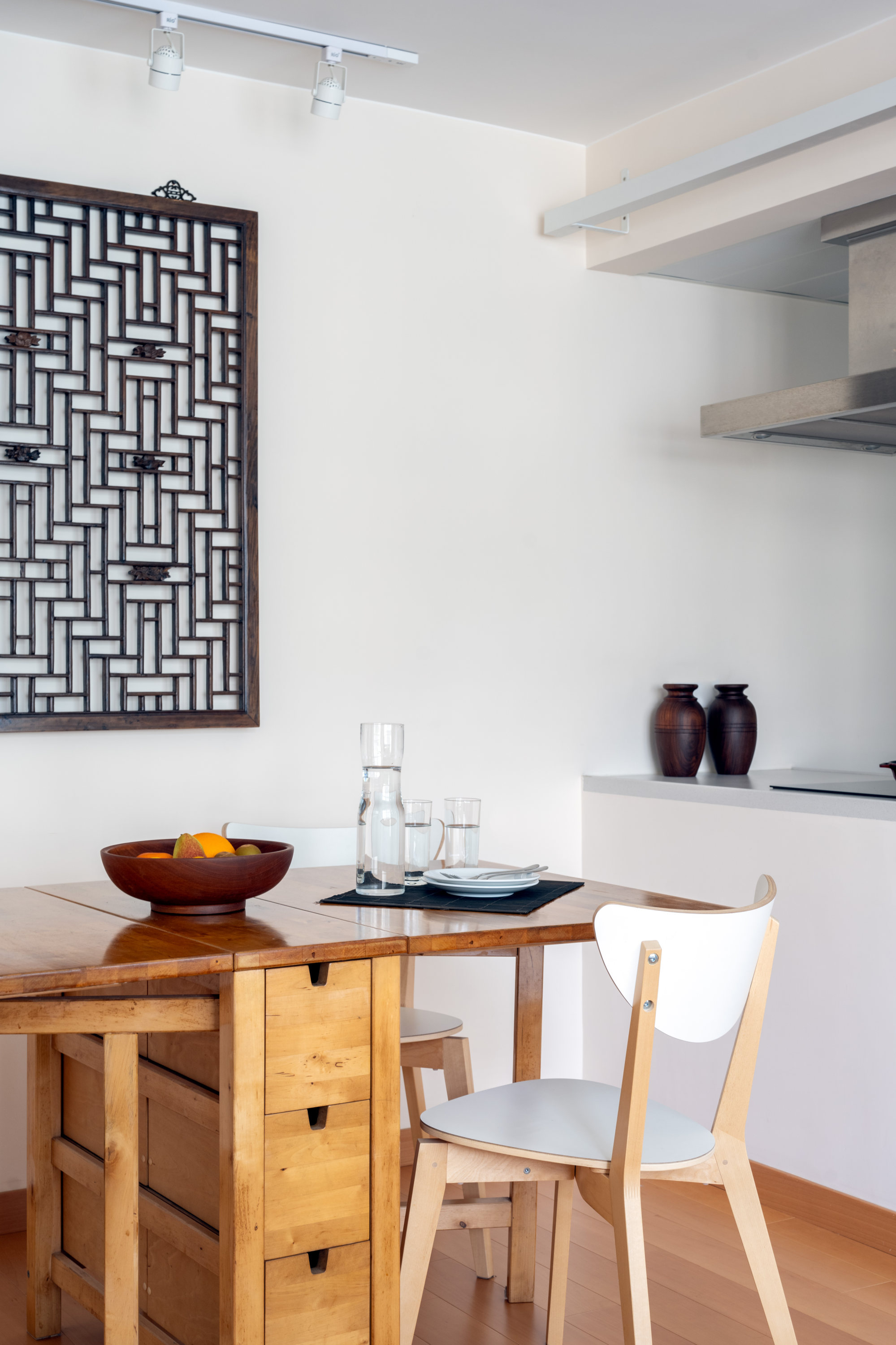 Space maximisation in a small apartment: walls replaced by partitions ...