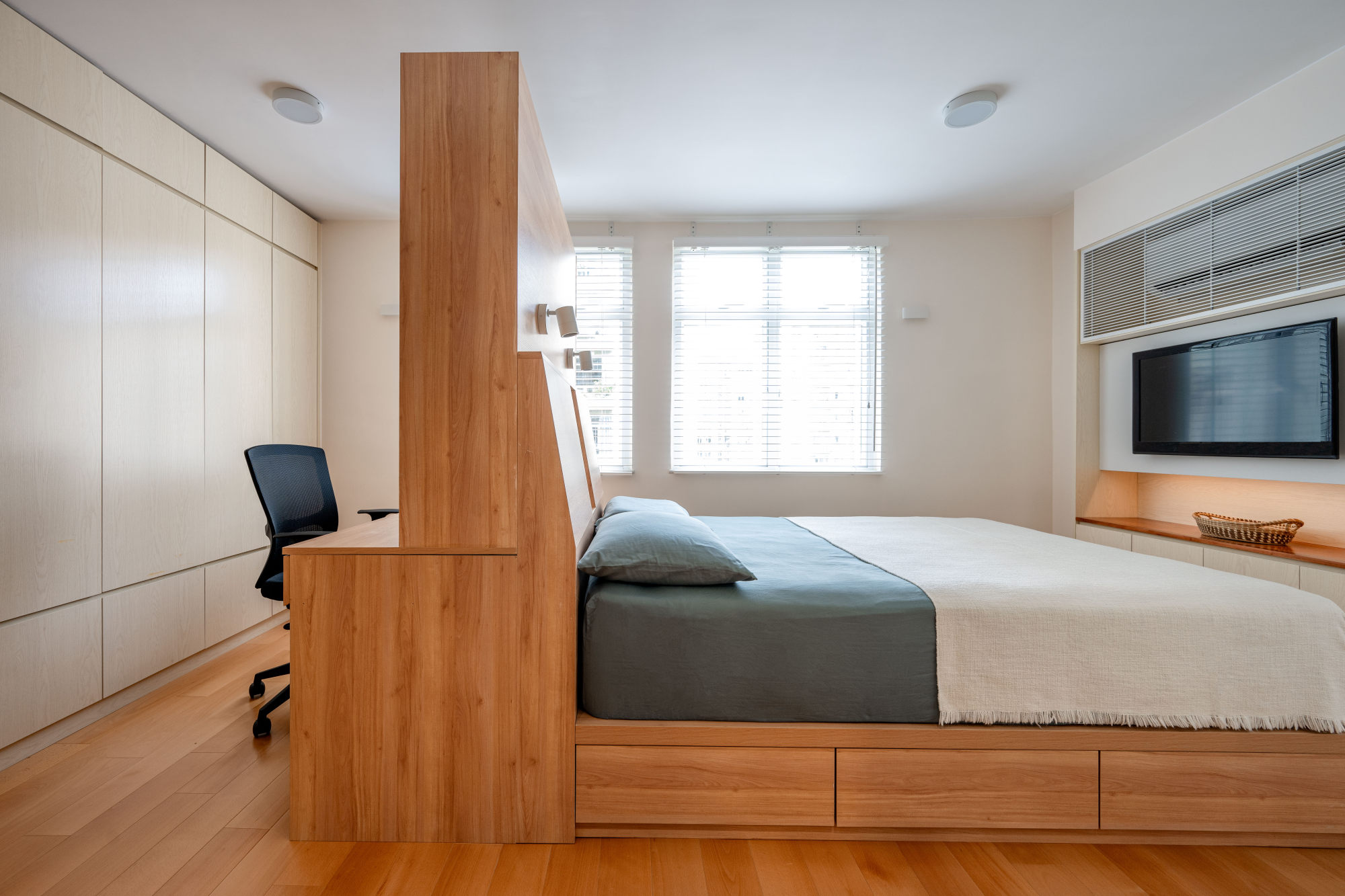 Space maximisation in a small apartment: walls replaced by partitions ...