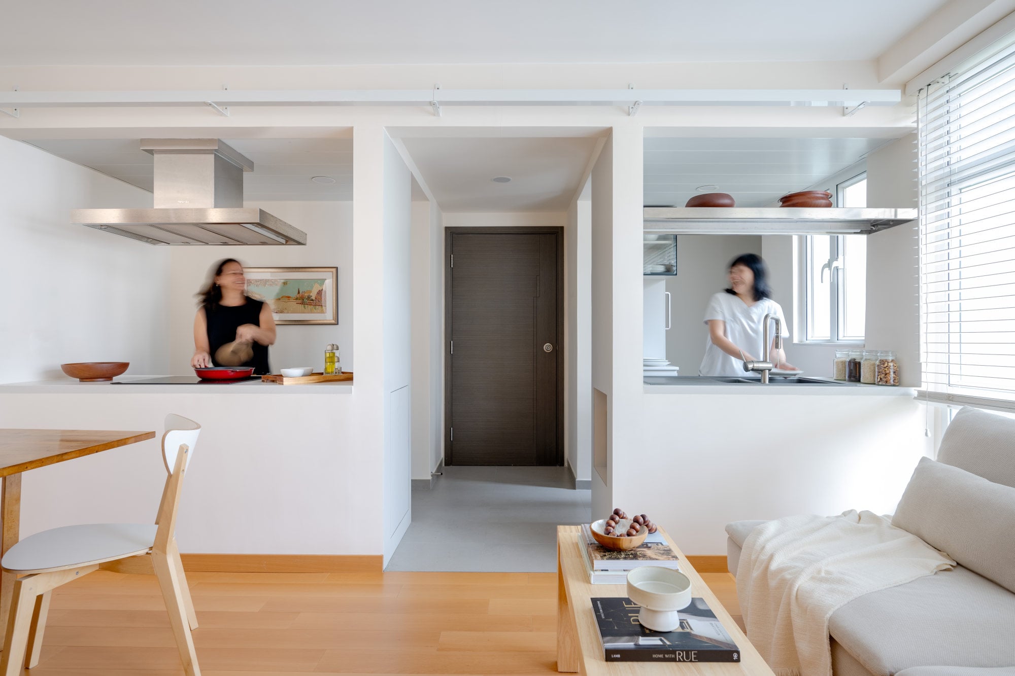 Space maximisation in a small apartment: walls replaced by partitions ...