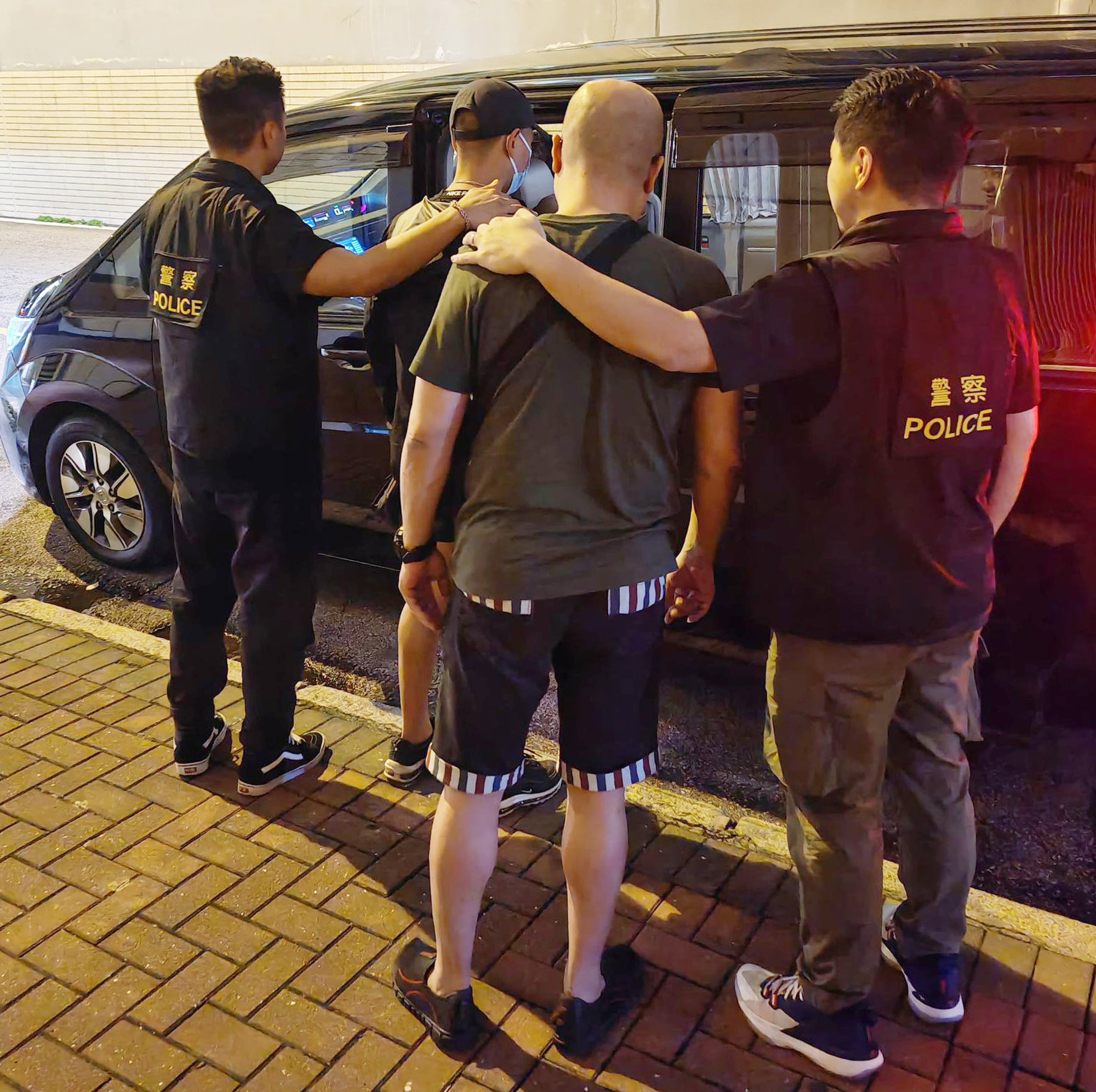 Hong Kong Police Arrest 8 Suspected Triad Members Over Weekend