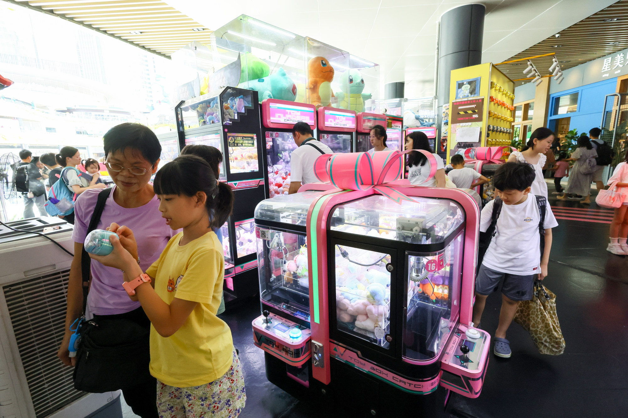 Penny-wise Hongkongers ditch city to shop, dine and play in Shenzhen ...