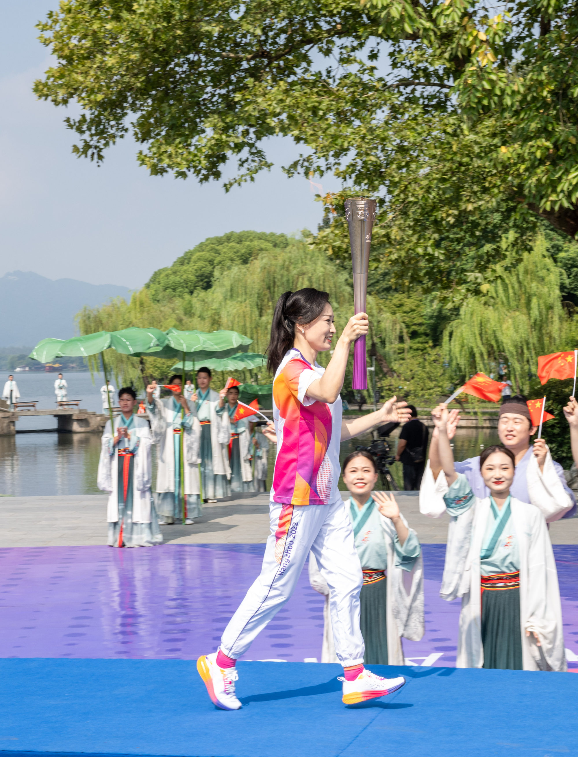 Olympic champion swimmer Luo Xuejuan kicks off Hangzhou Asian Games ...