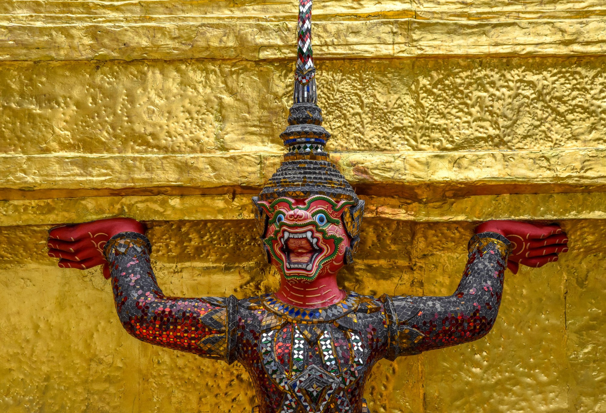 The mythological figures that guard Thai temples and palaces, from ...