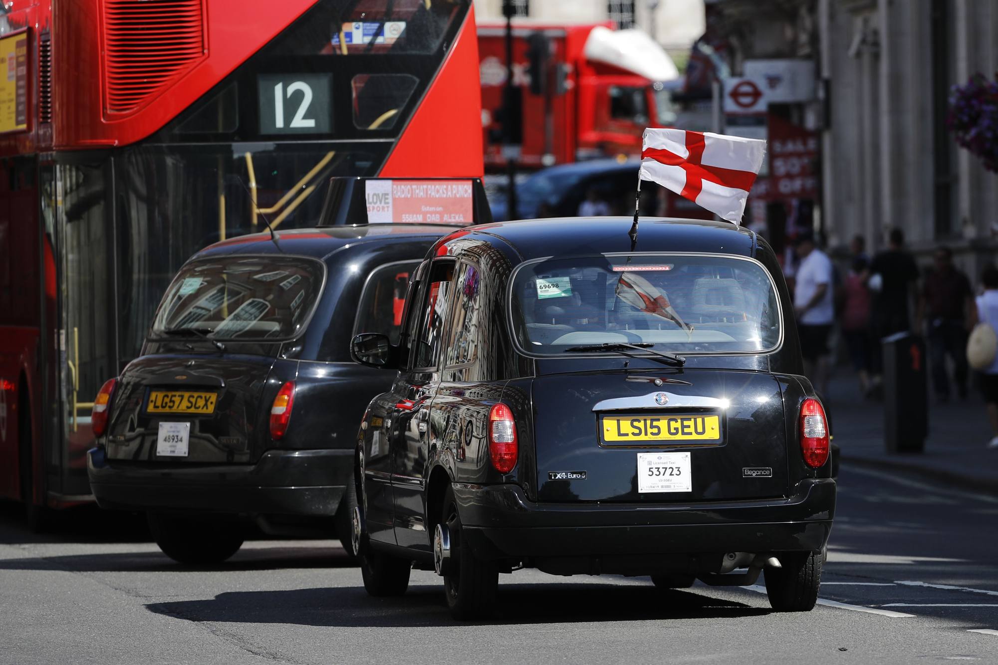 Uber strikes deal with London drivers to put black cabs on app | South ...