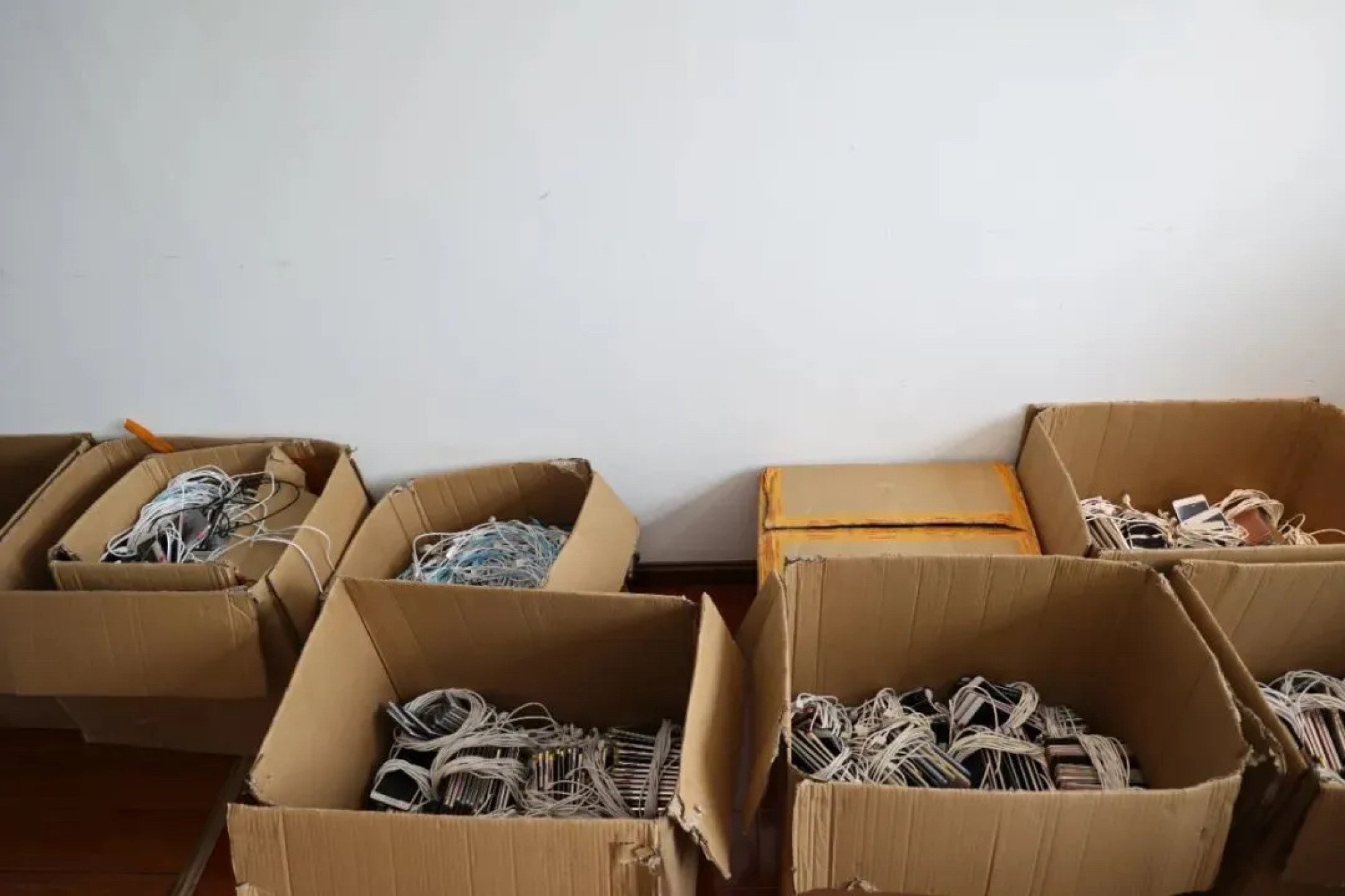 China scammer uses 4,600 phones to fake live-stream views and traffic ...