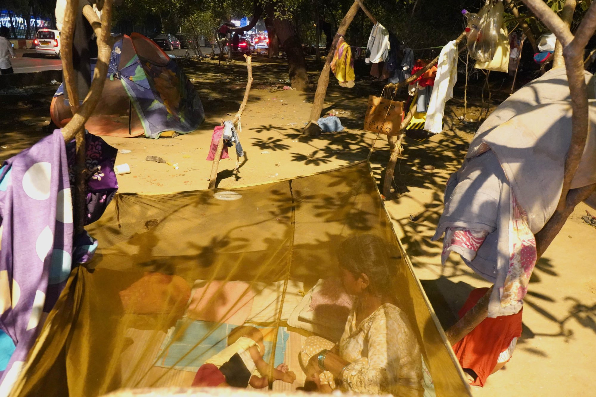 India’s merciless heat torments New Delhi’s homeless: ‘sun burns down ...